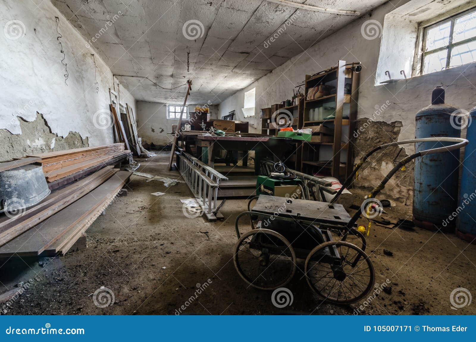 Abandoned Workshop with Car Editorial Photo - Image of fascination ...