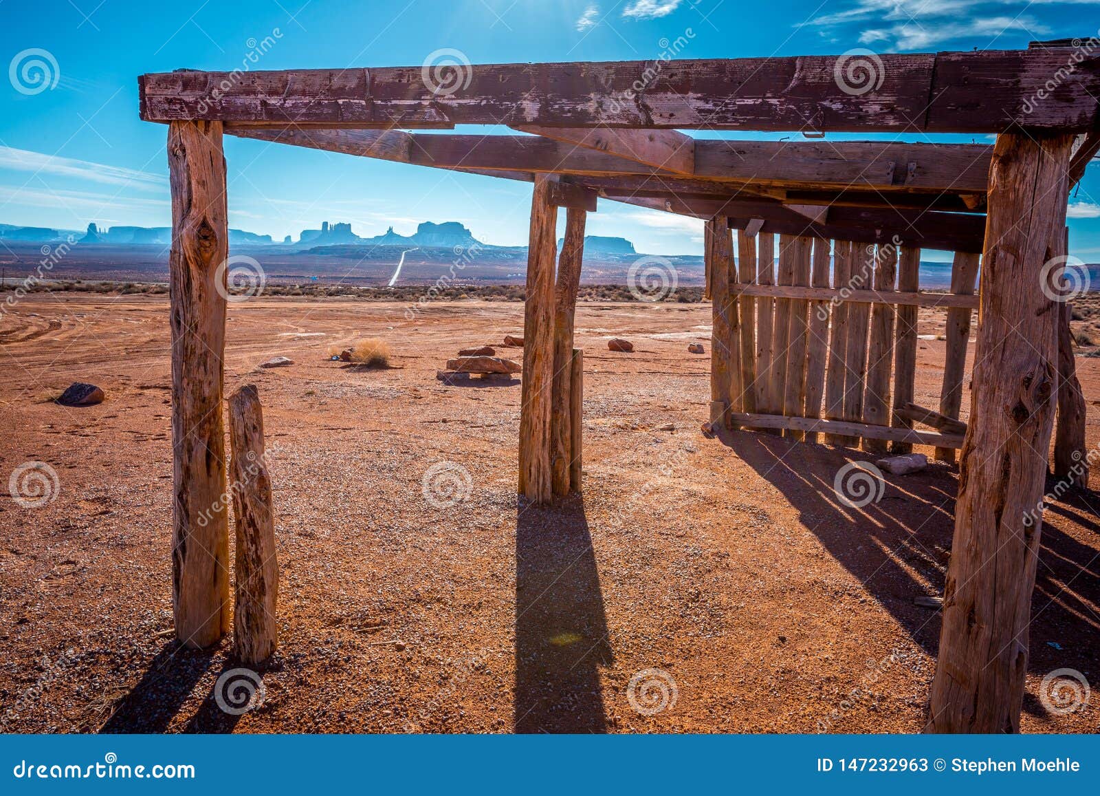 Abandonn? dans le d?sert image stock. Image du route - 147232963