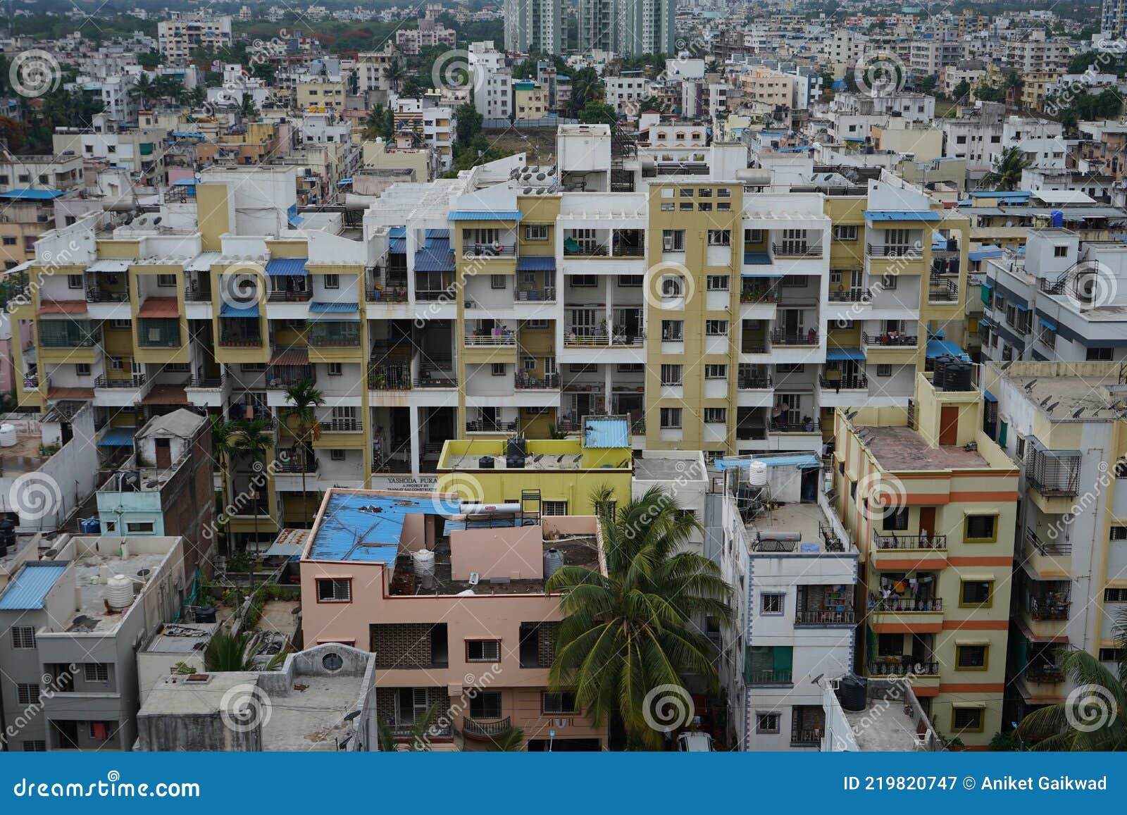 Abarrotado Edificio De La Ciudad Y Casas En Zona Urbana Fotografía ...
