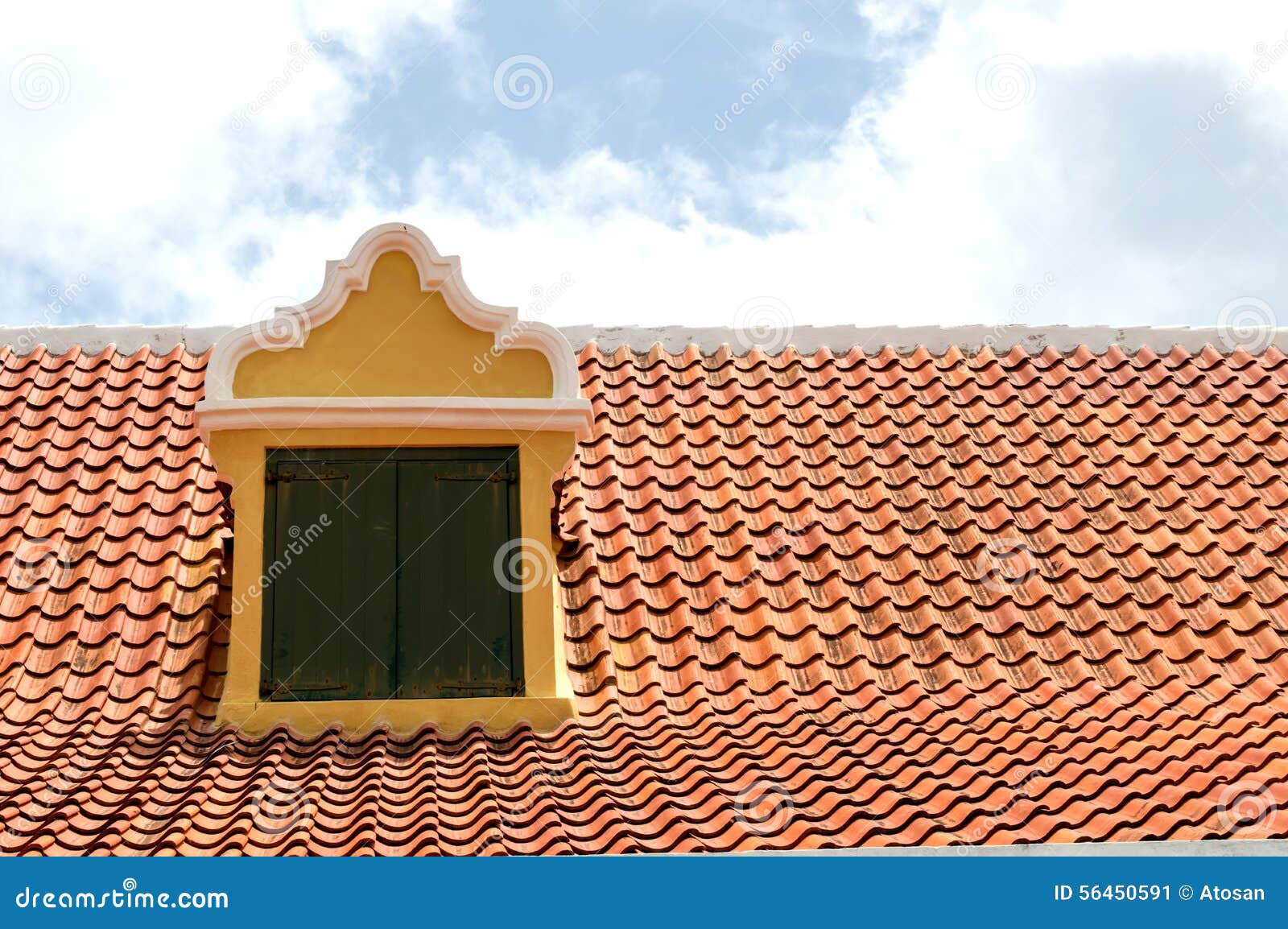 Abbaino del tetto immagine stock. Immagine di fronte - 56450591