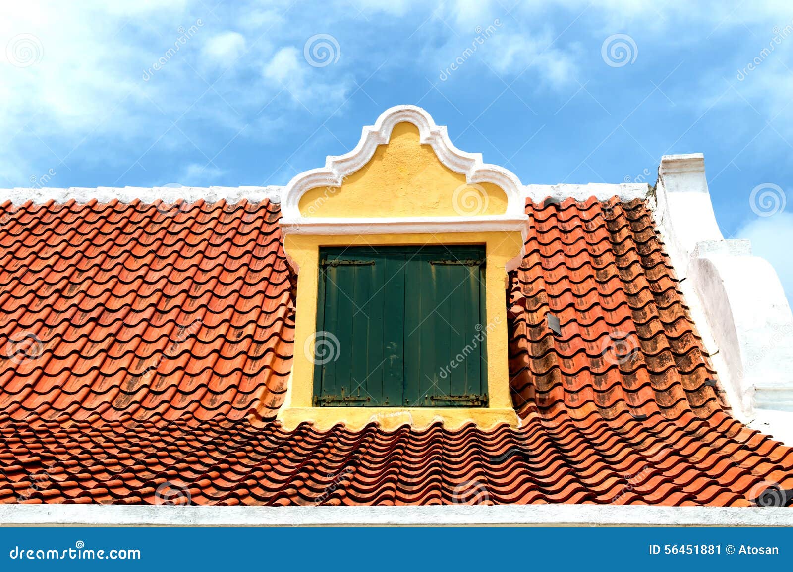 Abbaino del tetto immagine stock. Immagine di fronte - 56451881