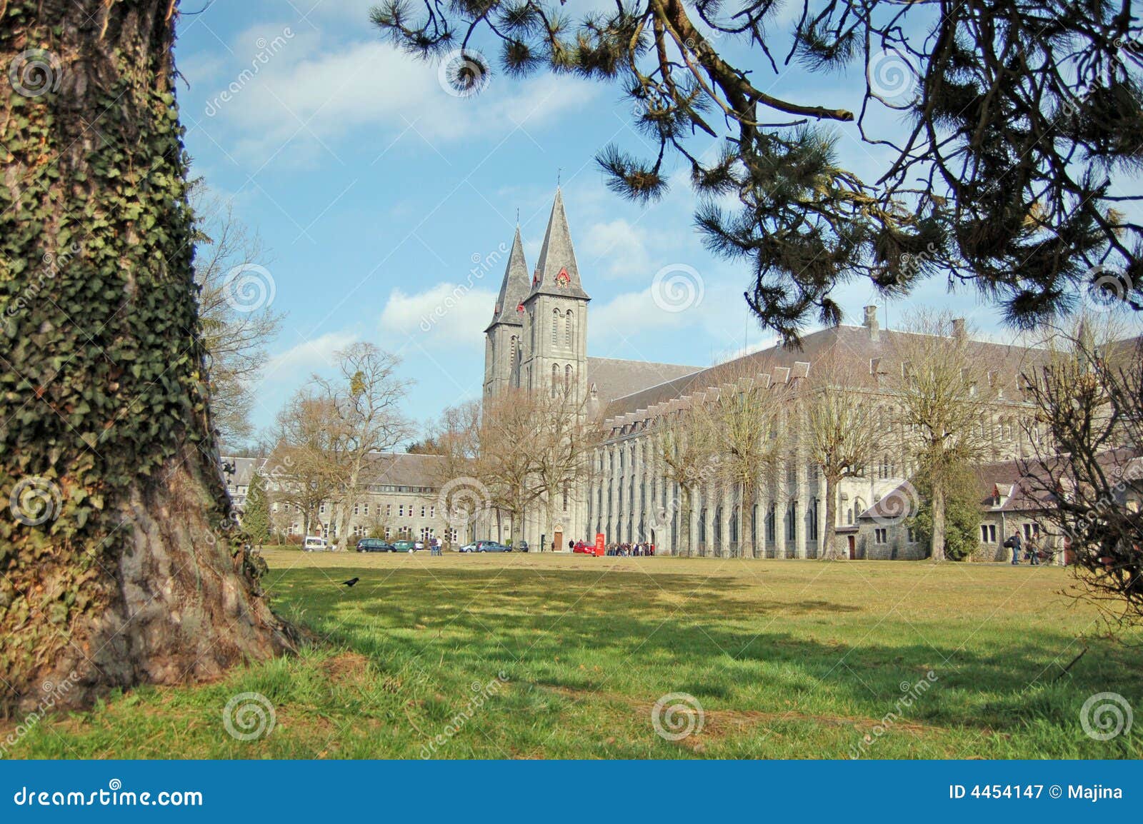 Abbaye de Maredsous image stock. Image du religion, nuages - 4454147