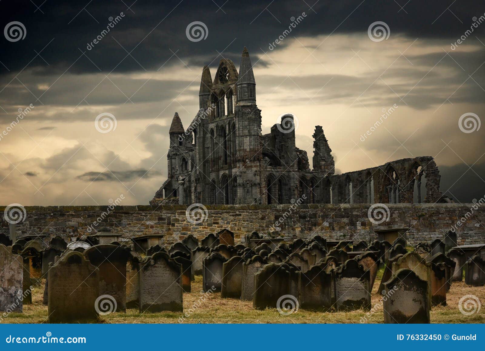 Abbazia E Cimitero Di Whitby Fotografia Stock - Immagine di abbazia ...