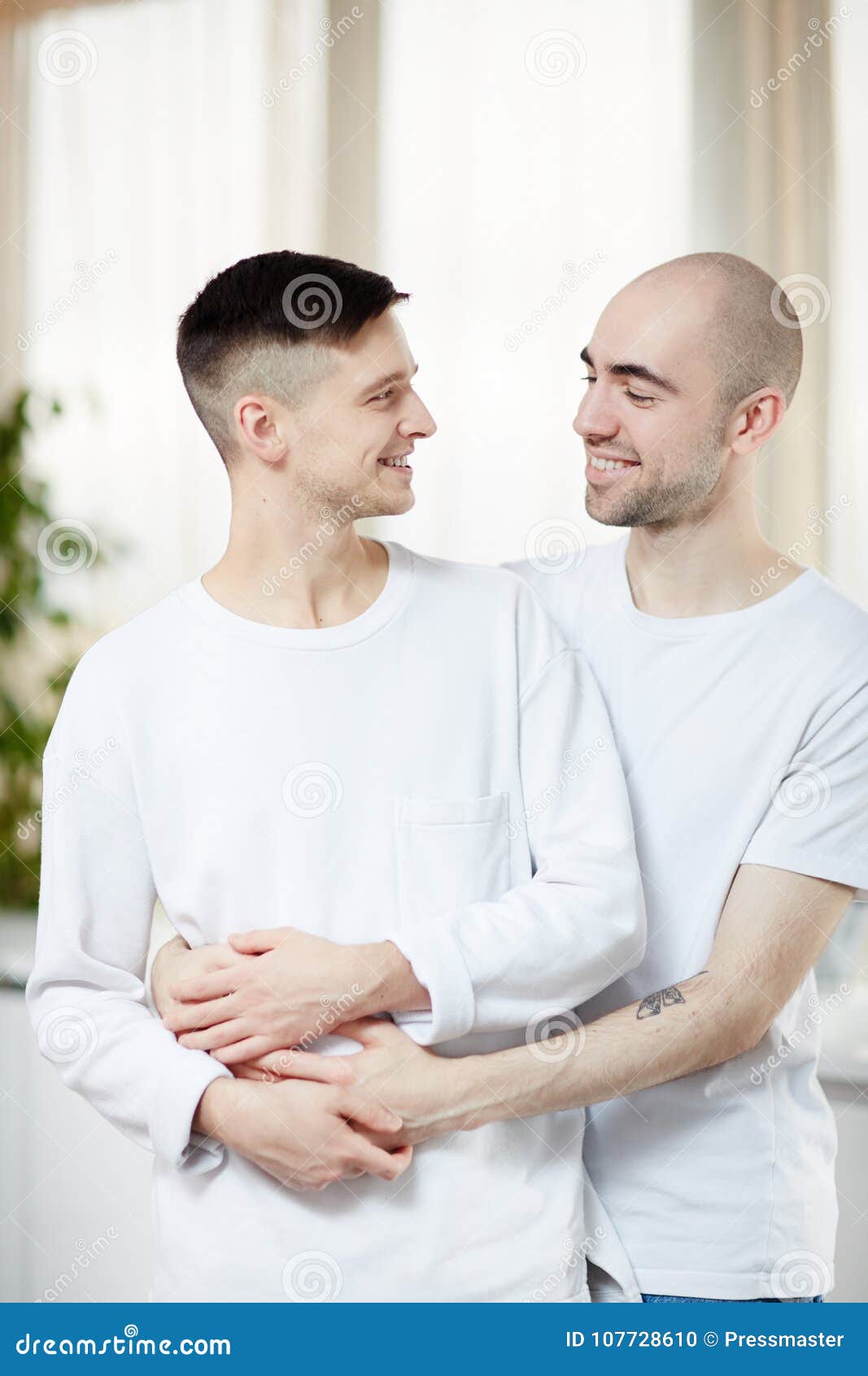 Abbracci fotografia stock. Immagine di compagno, insieme - 107728610