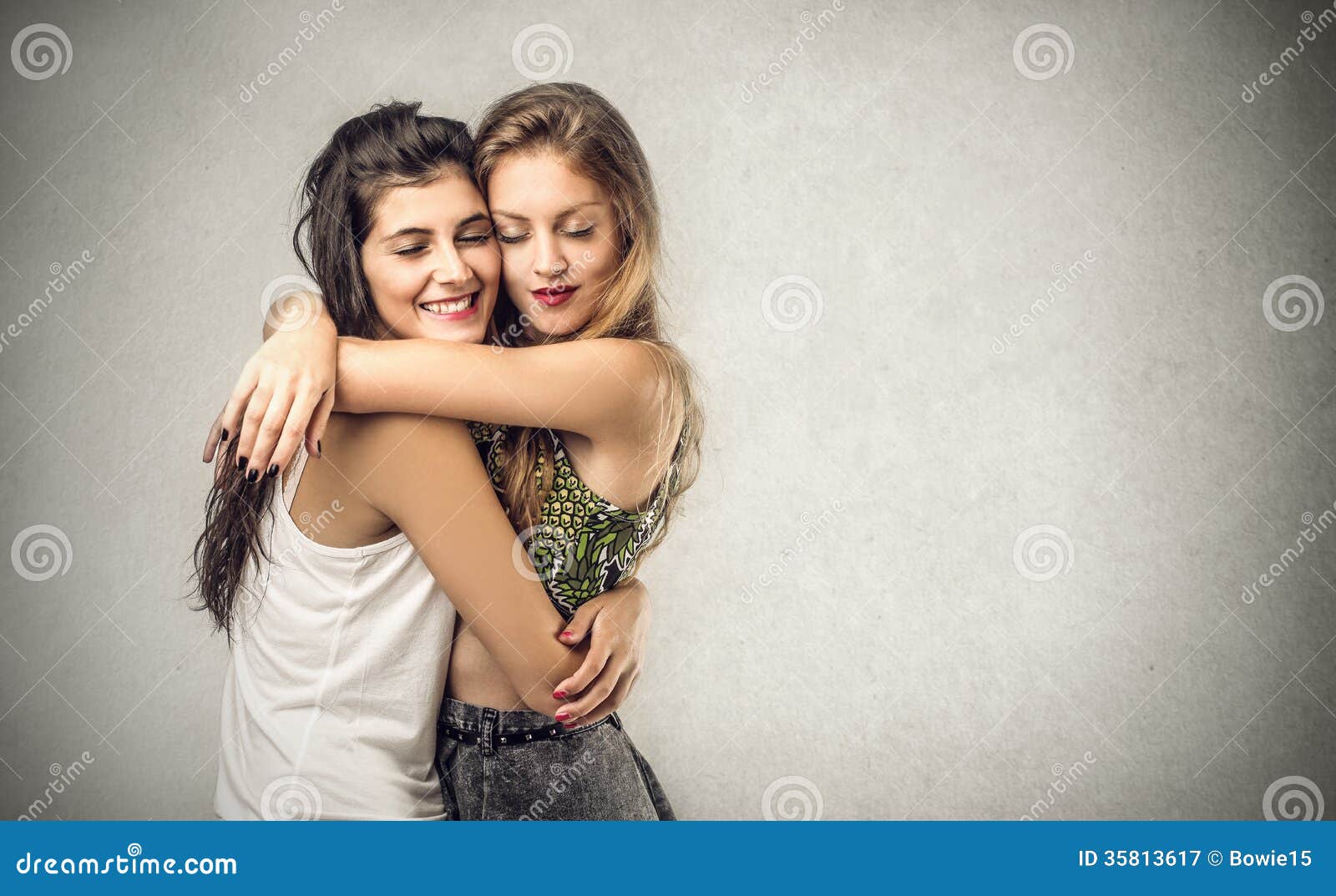 Abbracciare degli amici immagine stock. Immagine di rimorchio - 35813617