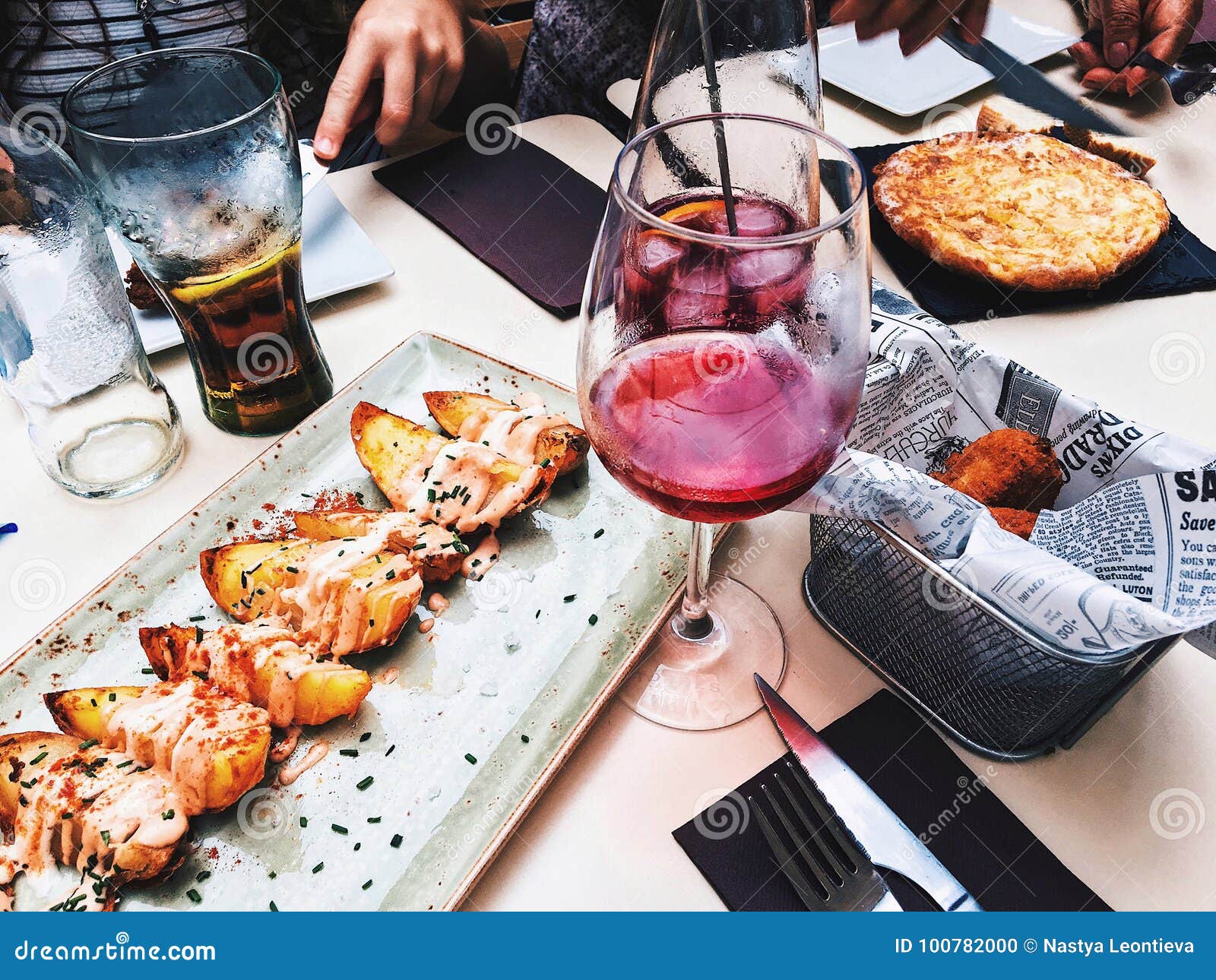 Abendessen im Restaurant stockfoto. Bild von getränk - 100782000