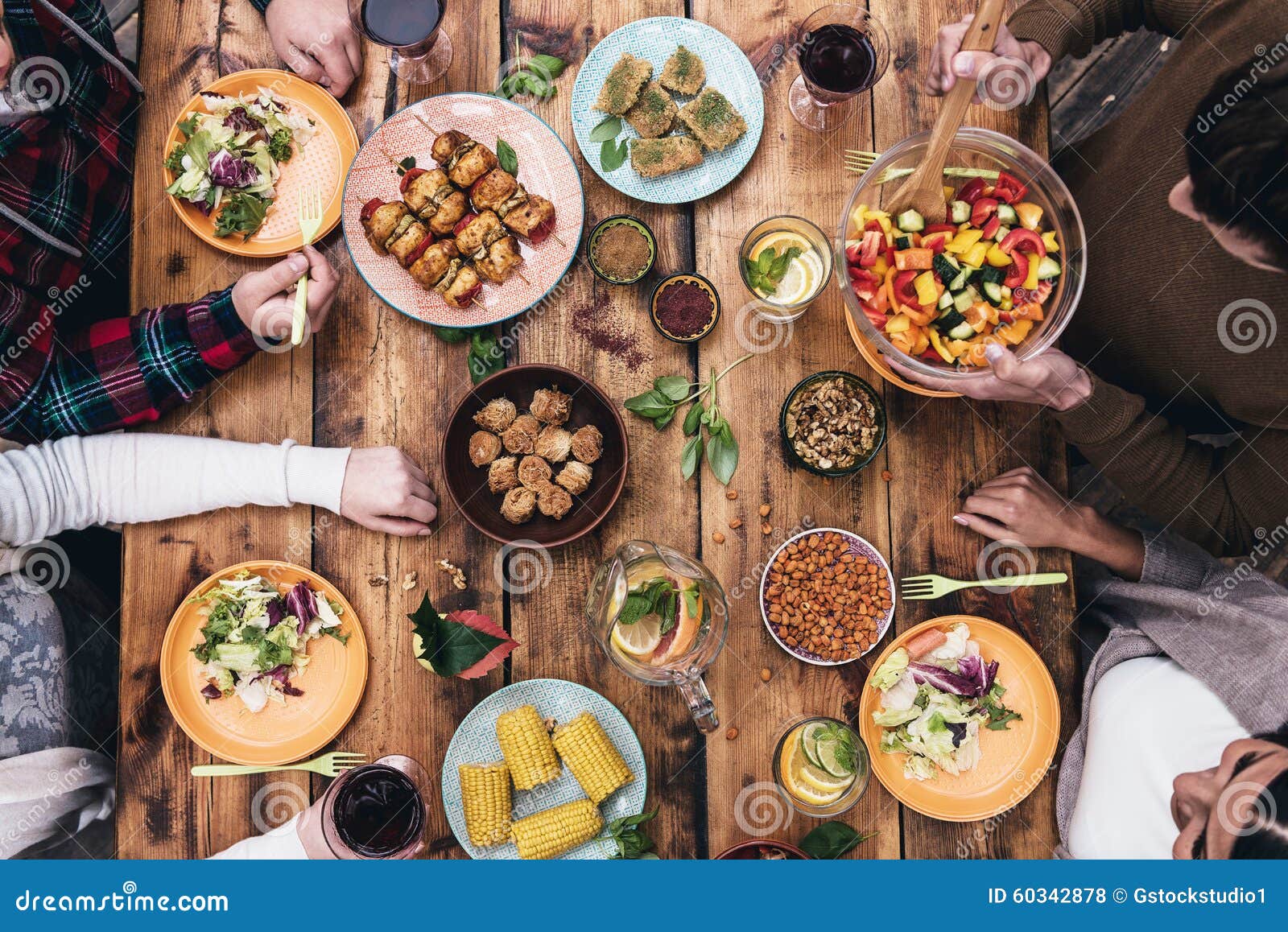 Abendessen Zusammen Genießen Stockfoto - Bild von mittagessen, alkohol ...