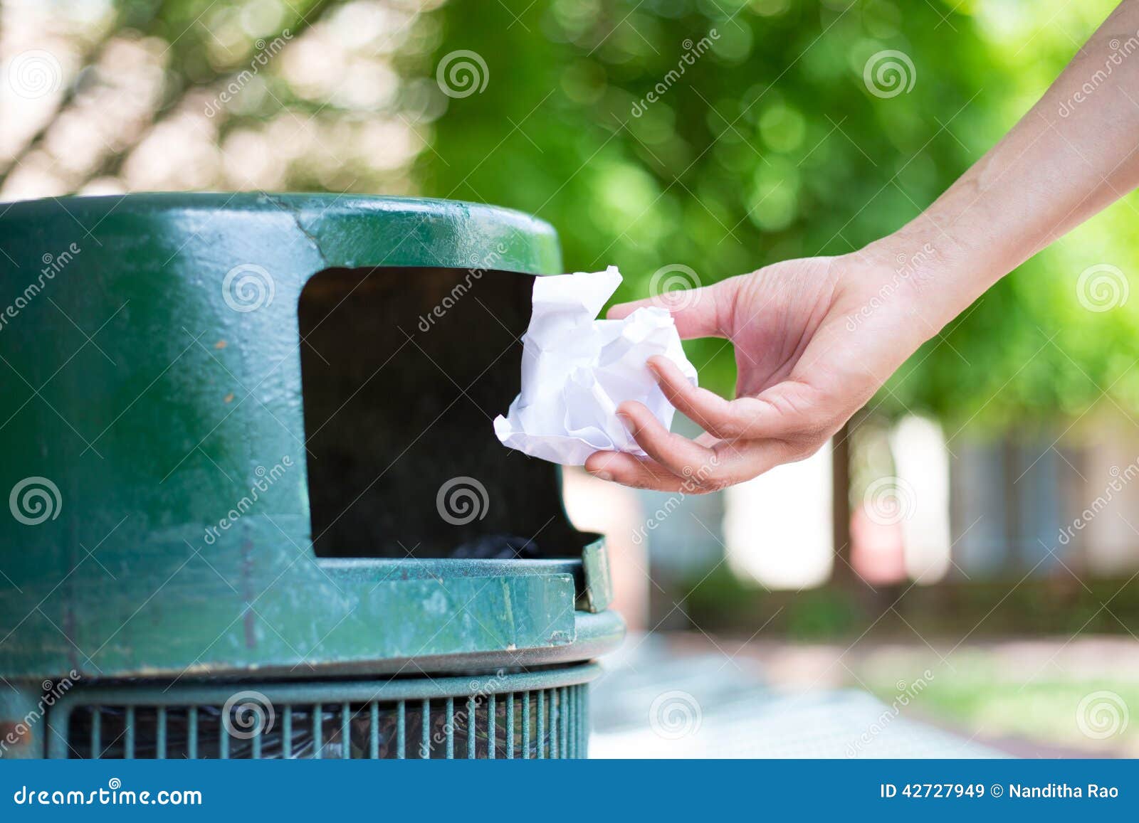 Abfall wegwerfen stockbild. Bild von stauraum, ethnisch - 42727949