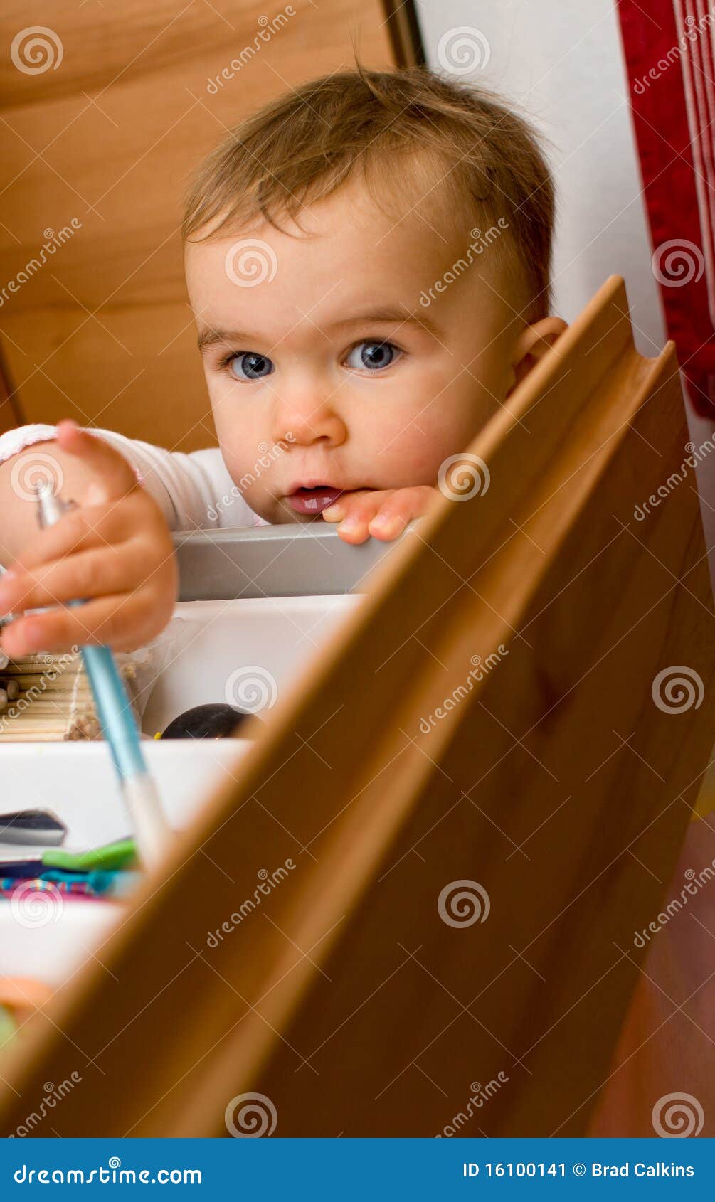 Abgefangen in der Tat stockbild. Bild von kind, überraschung - 16100141