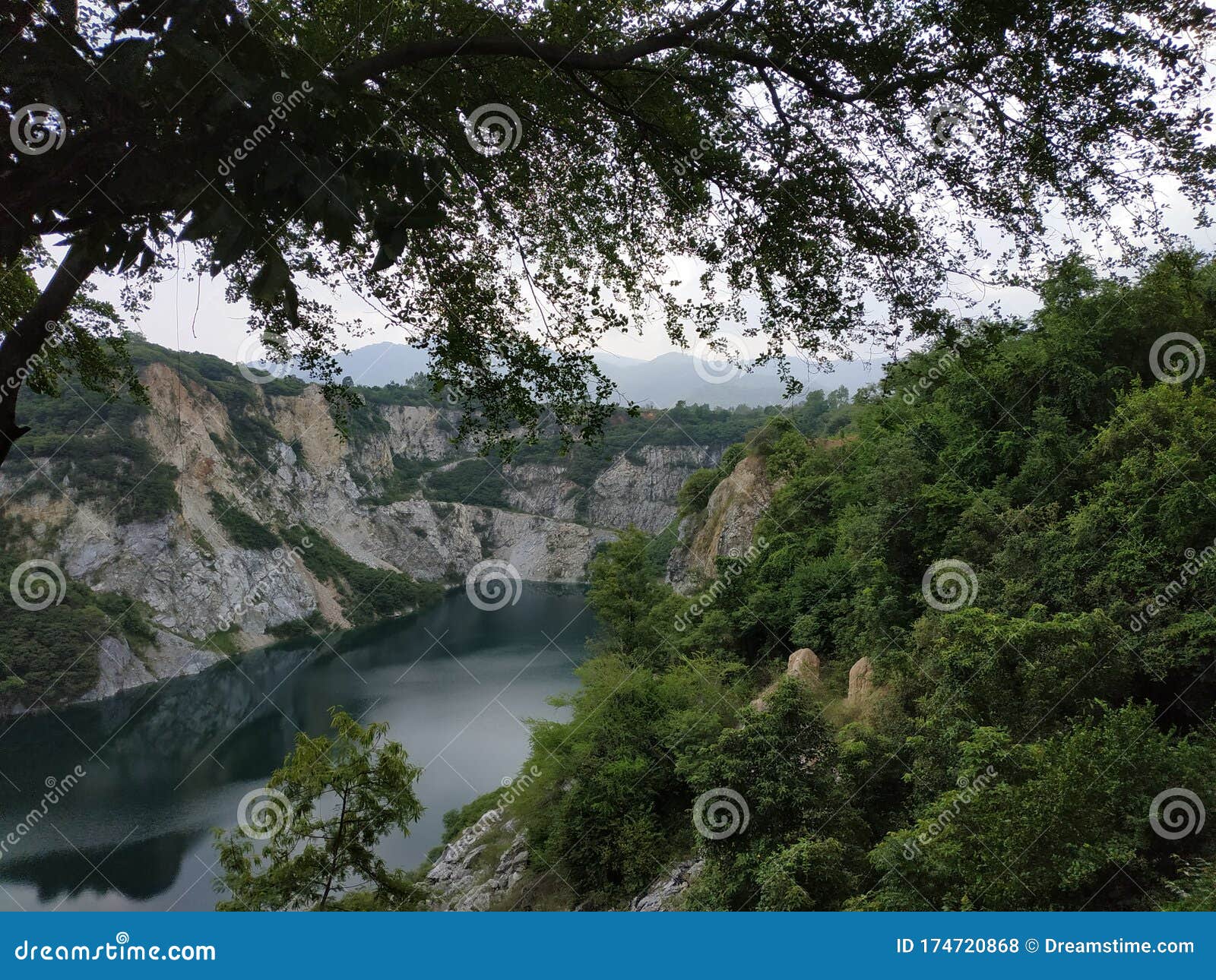 Abismal! foto de archivo. Imagen de tailandia, nieve - 174720868