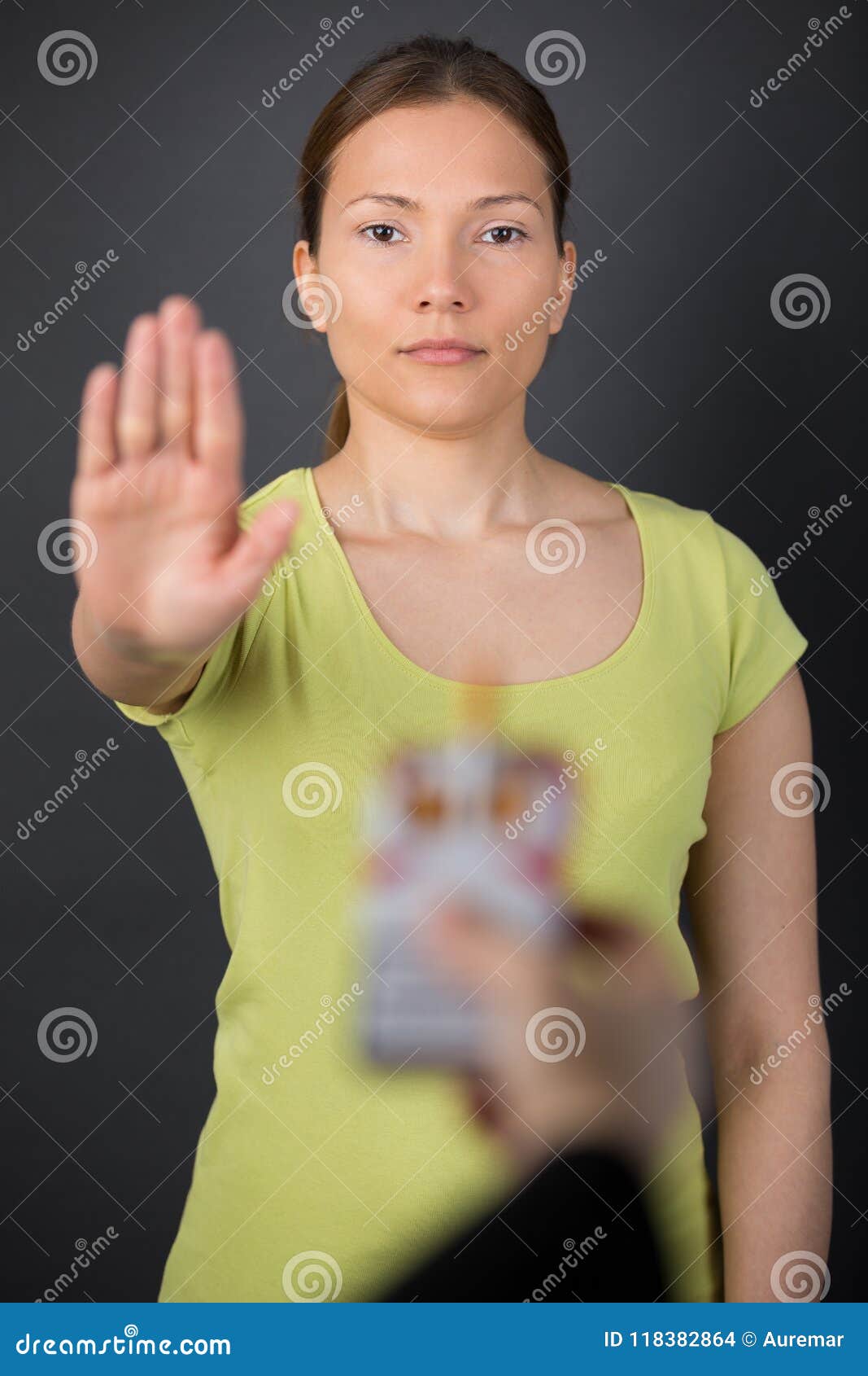 Ablehnen der Zigarette stockfoto. Bild von hilfsmittel - 118382864