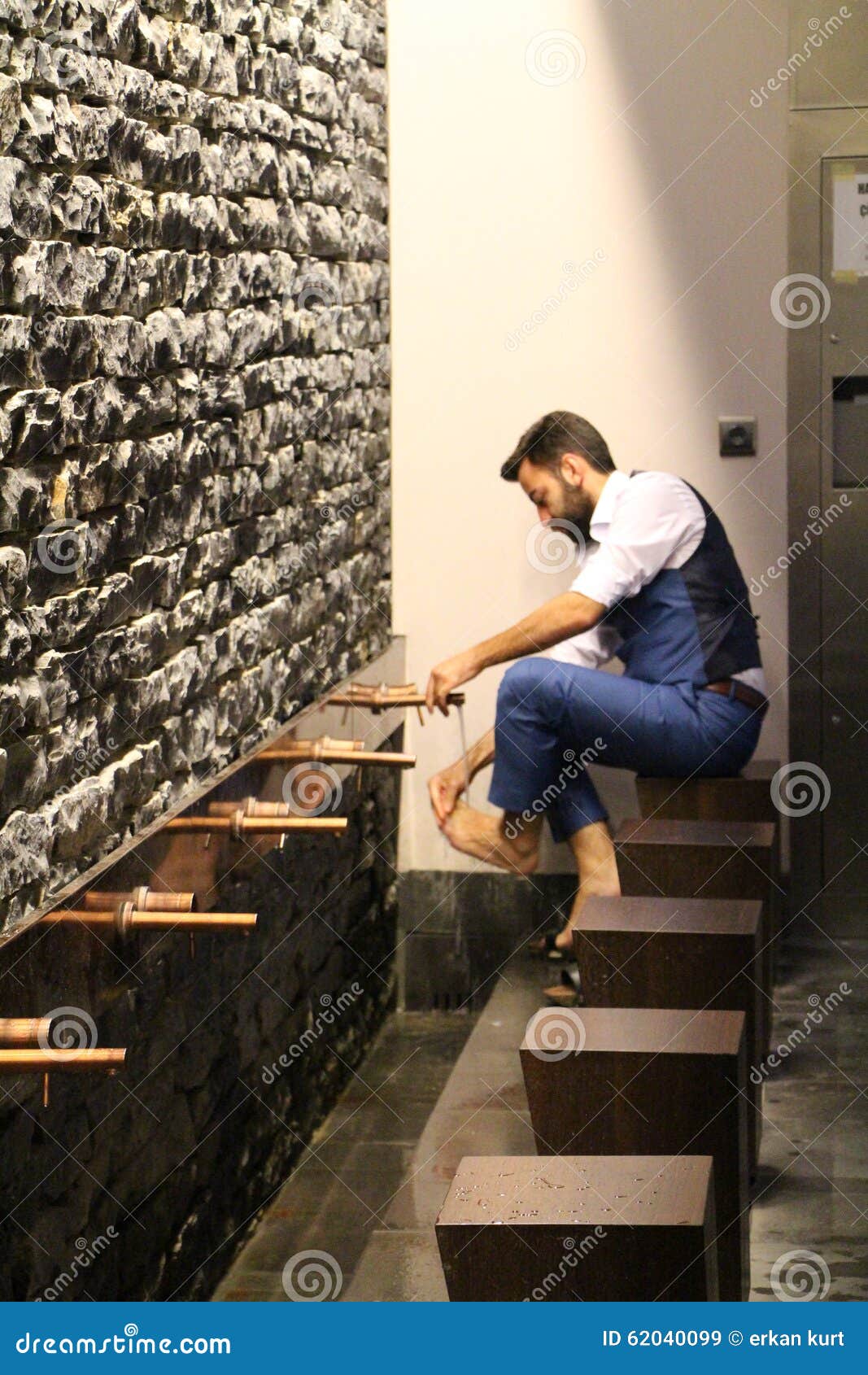 Ablution, Musulmans Dans Le Secteur D'ablution De Mosquée Image stock ...