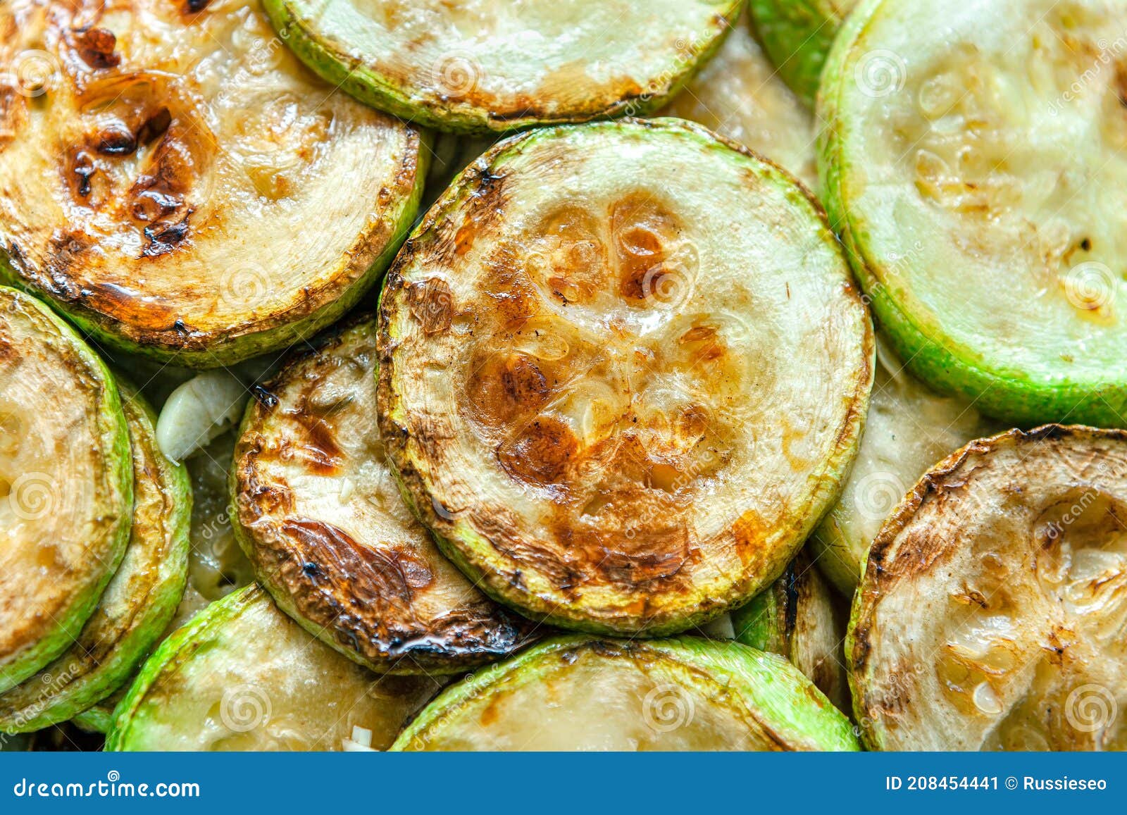 Abobrinha fatiada imagem de stock. Imagem de grelhado - 208454441