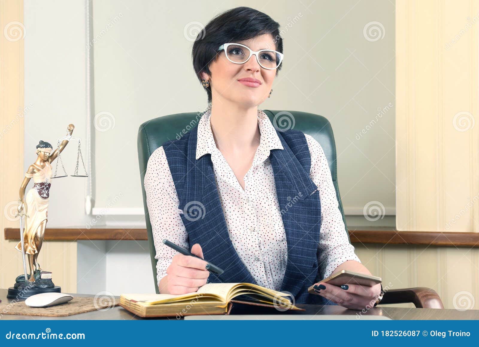 Abogada Exitosa En El Trabajo En La Oficina Imagen de archivo - Imagen ...