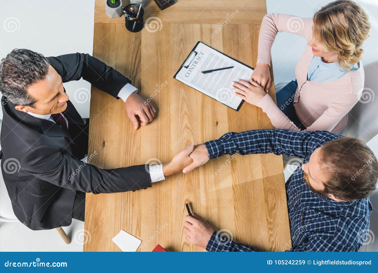 Abogado Y Cliente Que Sacuden Las Manos Imagen de archivo - Imagen de ...