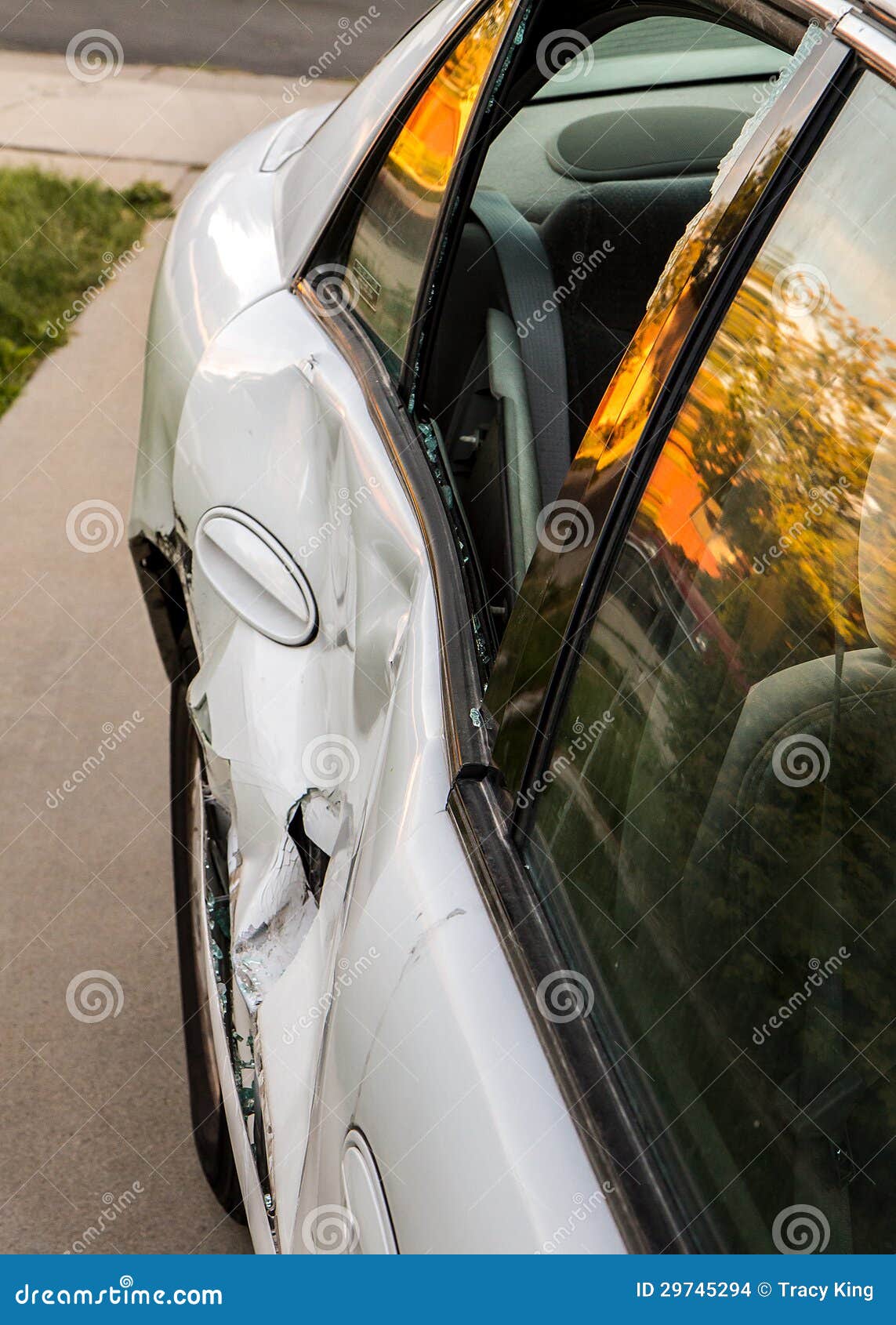 Abollado encima de puerta foto de archivo. Imagen de pérdida - 29745294