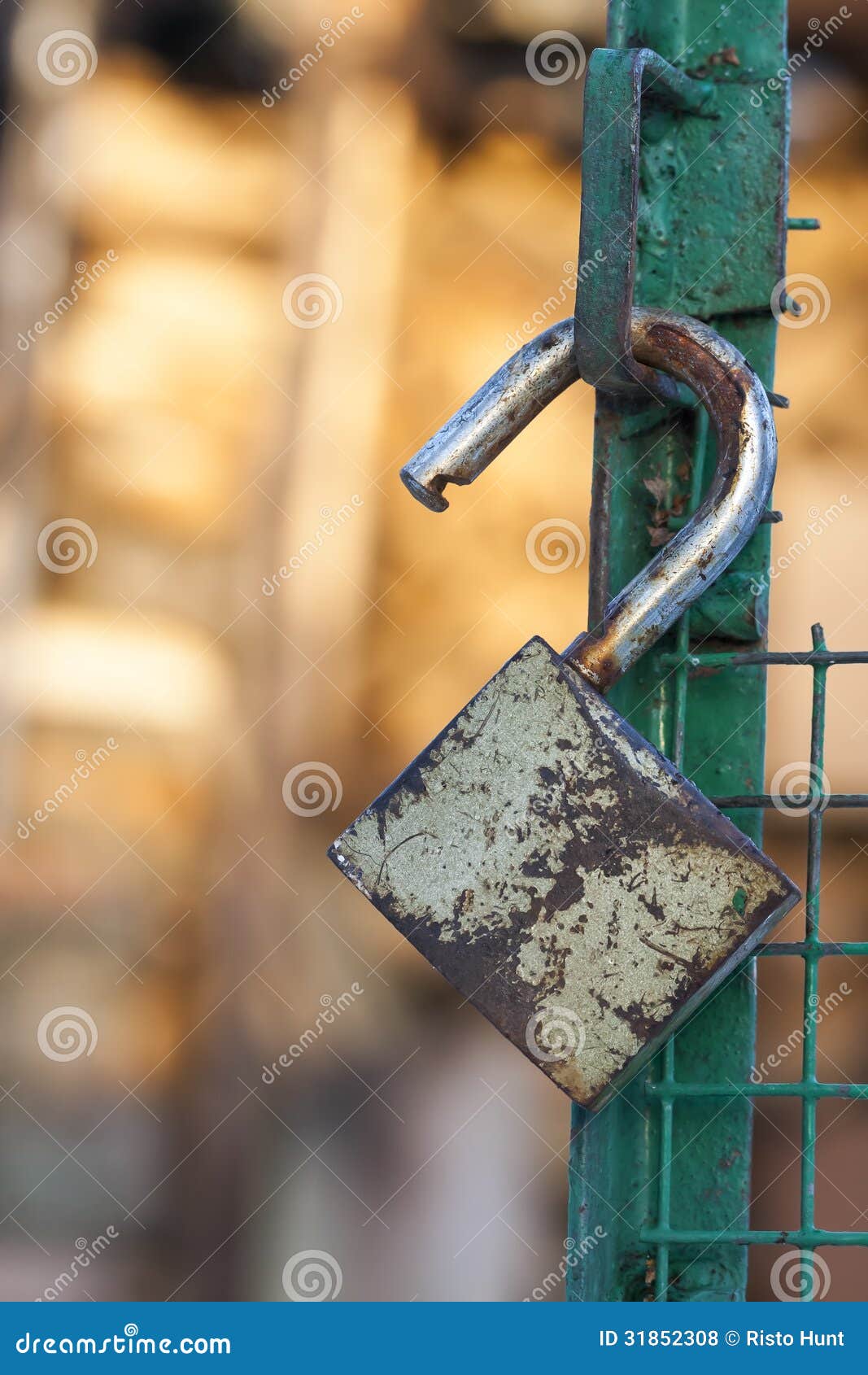 Abra El Badlock En Una Puerta Foto de archivo - Imagen de seguridad ...
