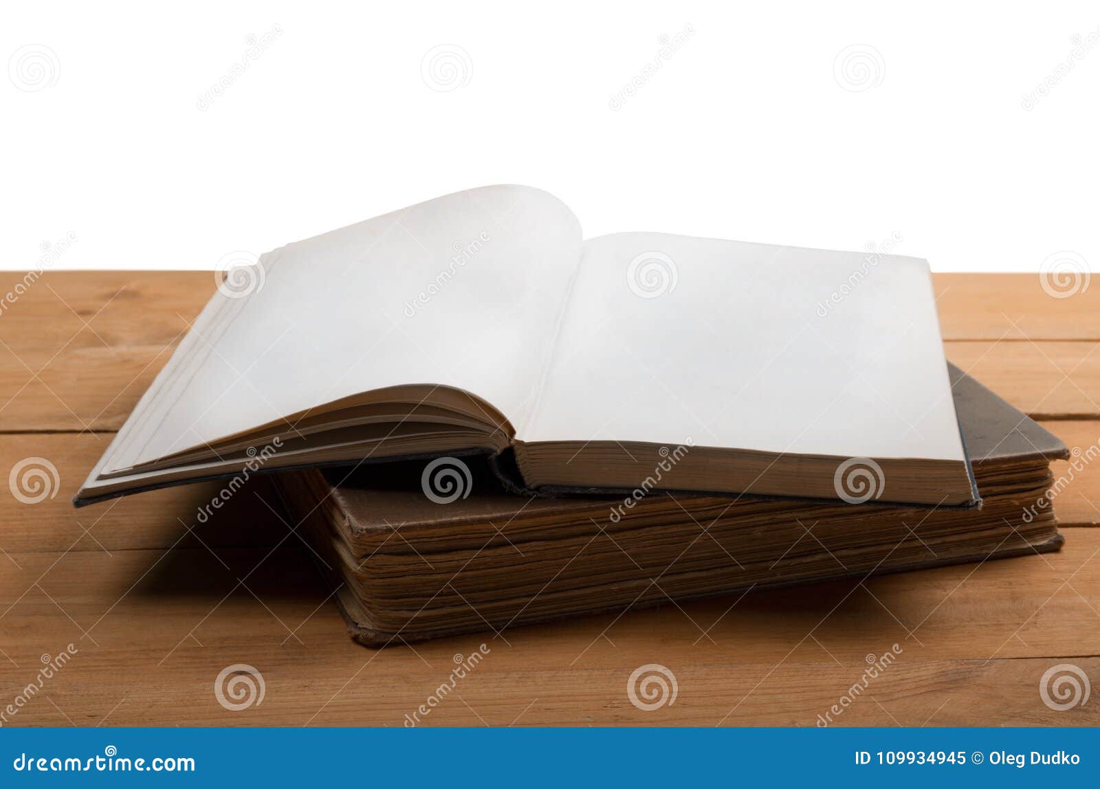 Abra El Libro Encendido Rematan Un Libro Cerrado Imagen de archivo ...