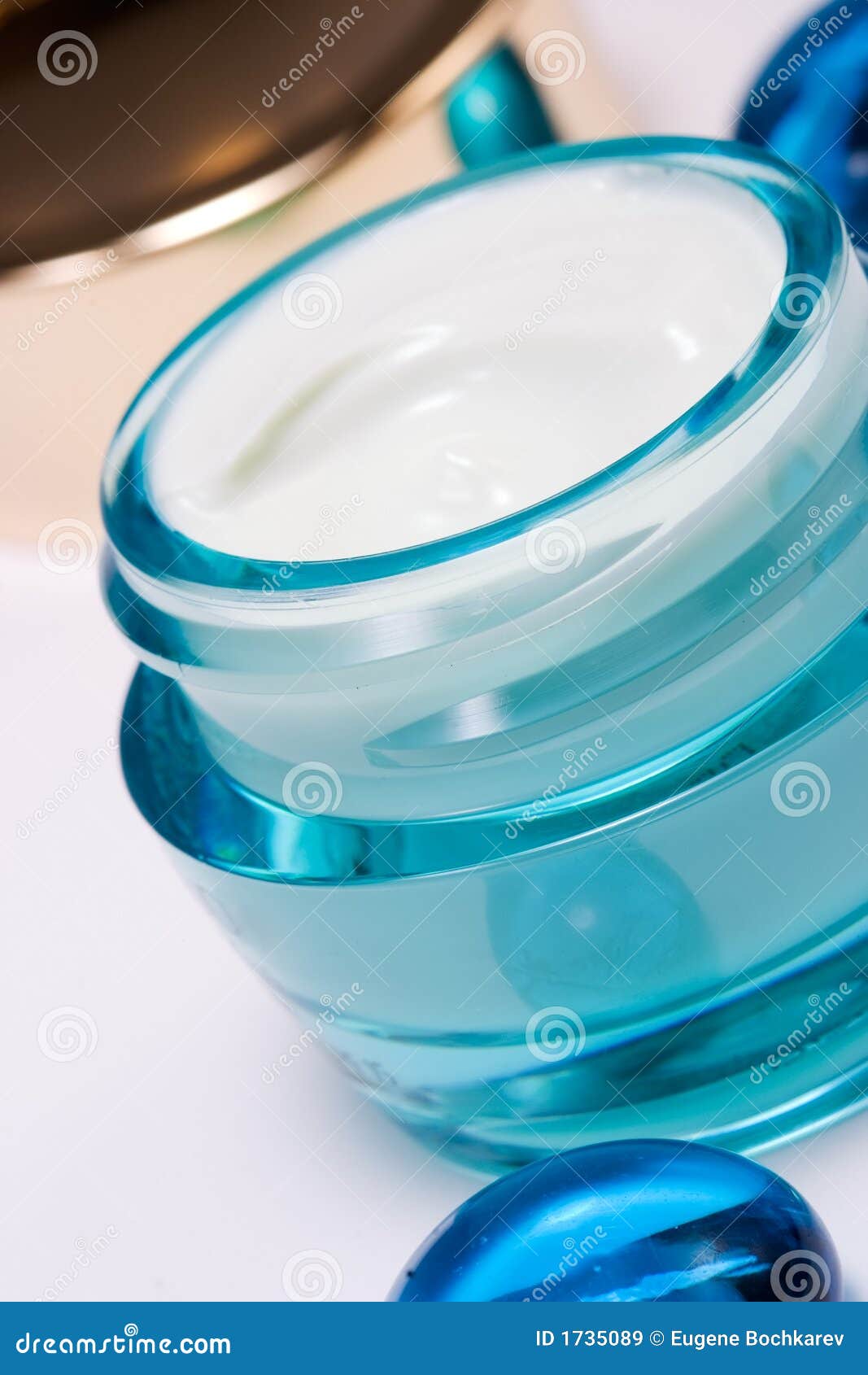 Abra El Tarro De Crema De Cara Imagen de archivo - Imagen de facial ...