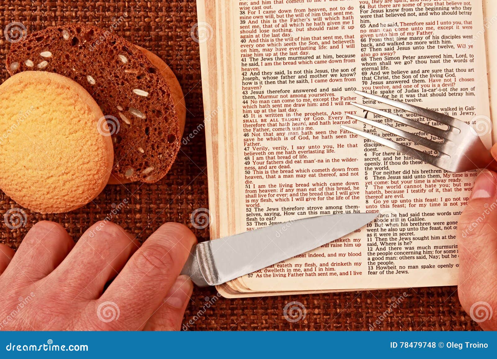 Abra La Comida Espiritual Del Pan De La Biblia Foto de archivo - Imagen ...