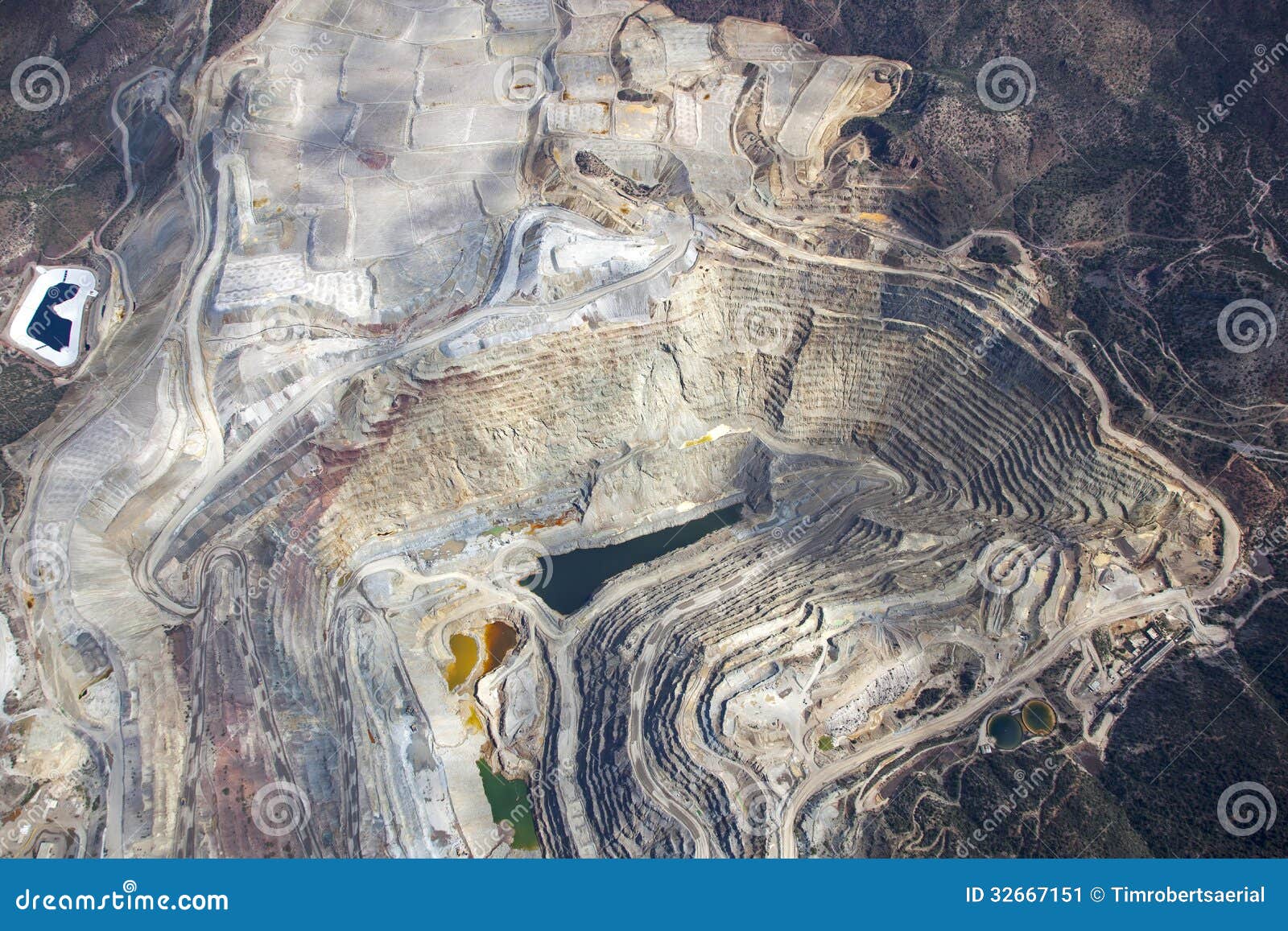 Abra a Pit Mining imagen de archivo. Imagen de paisaje - 32667151