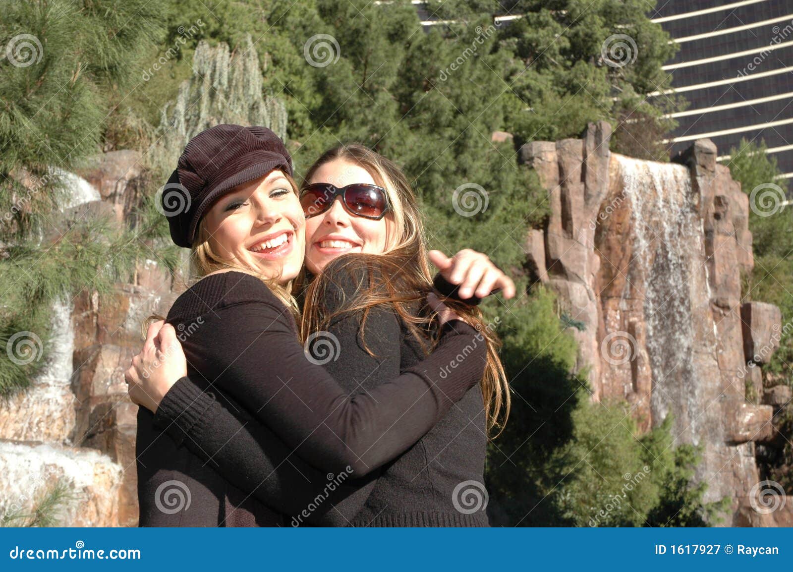 Abrazo de amigos imagen de archivo. Imagen de diversidad - 1617927