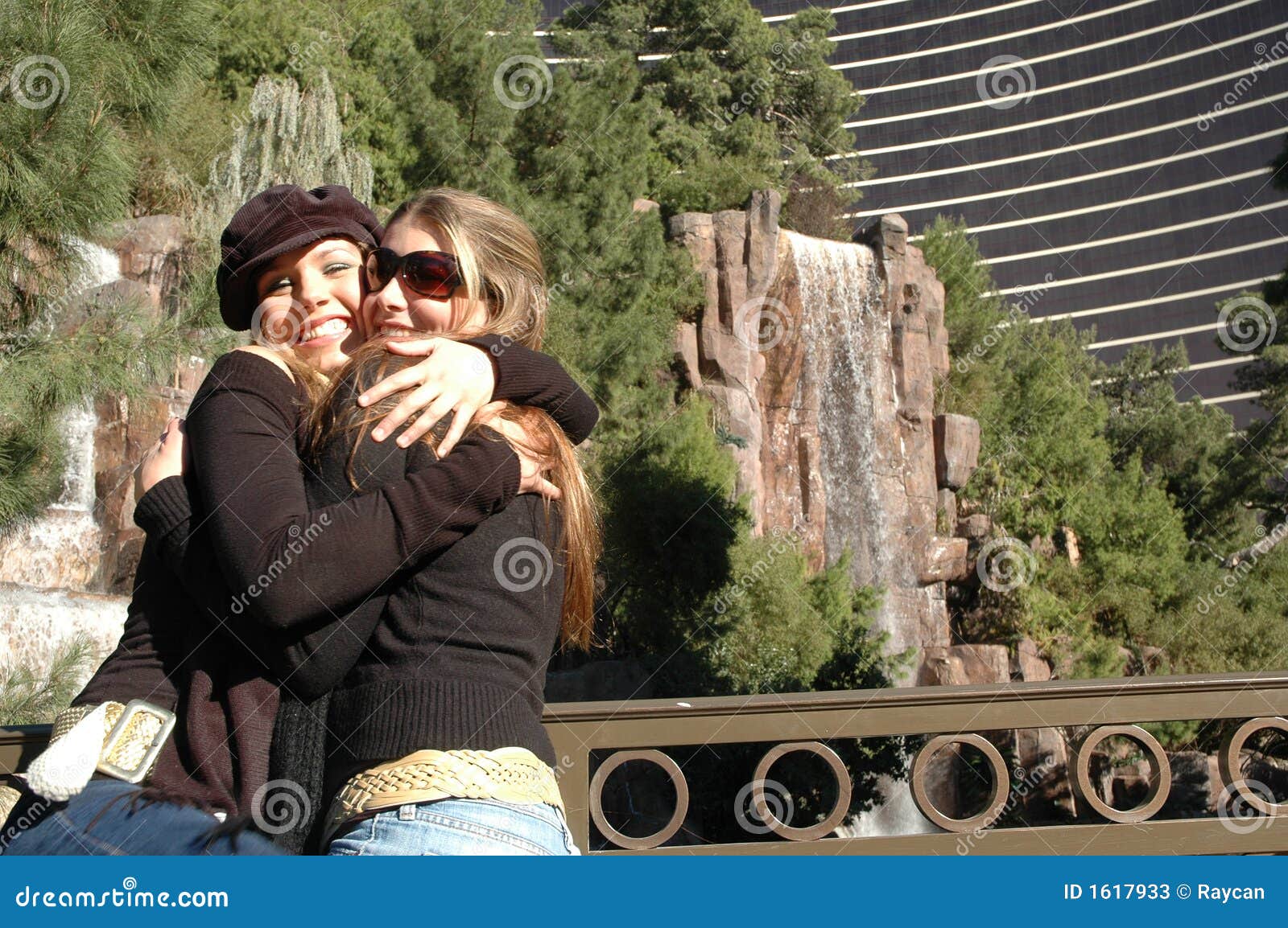 Abrazo de amigos imagen de archivo. Imagen de risa, mejor - 1617933