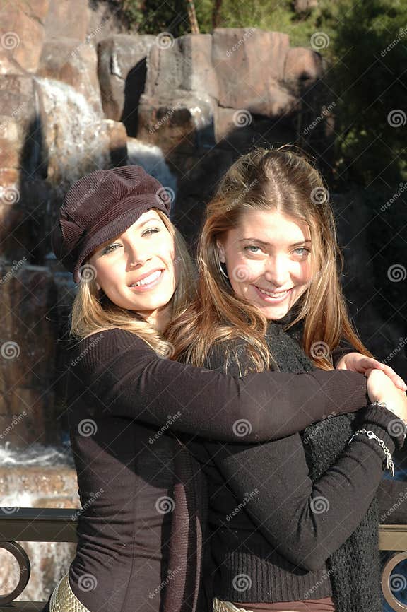 Abrazo de amigos foto de archivo. Imagen de feliz, mejor - 1618014