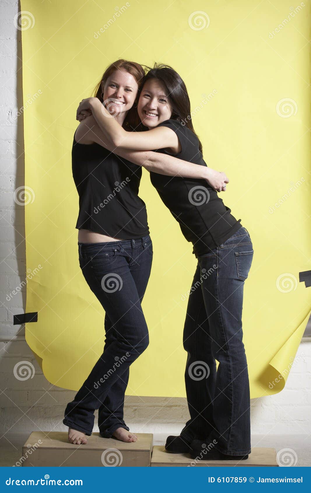 Abrazo de los amigos imagen de archivo. Imagen de retrato - 6107859