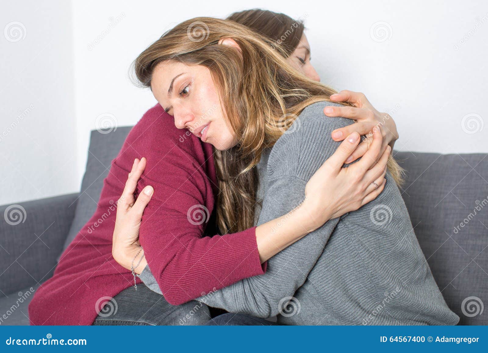 Abrazo de un amigo foto de archivo. Imagen de normal - 64567400