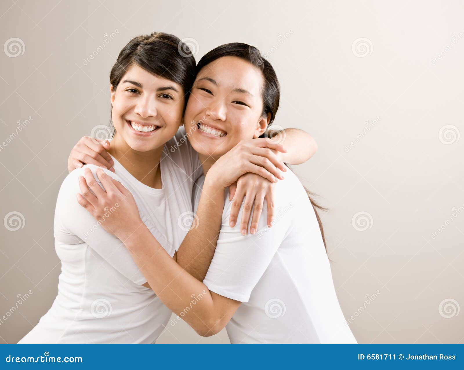 Abrazo Devoto De Los Amigos Imagen de archivo - Imagen de afecto, mujer ...