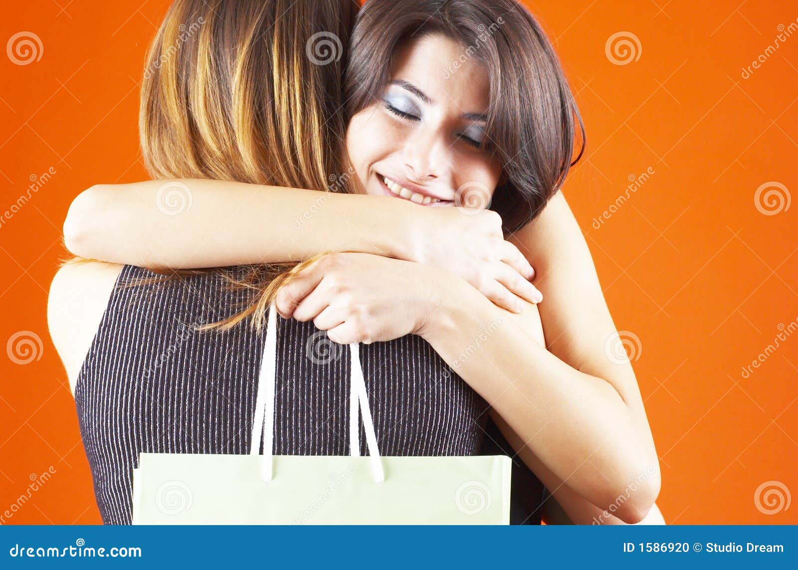 Abrazo para un regalo foto de archivo. Imagen de contacto - 1586920