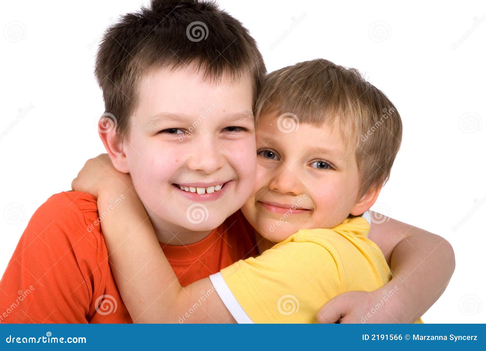 Abrazo Sonriente De Los Hermanos Foto de archivo - Imagen de cabritos ...