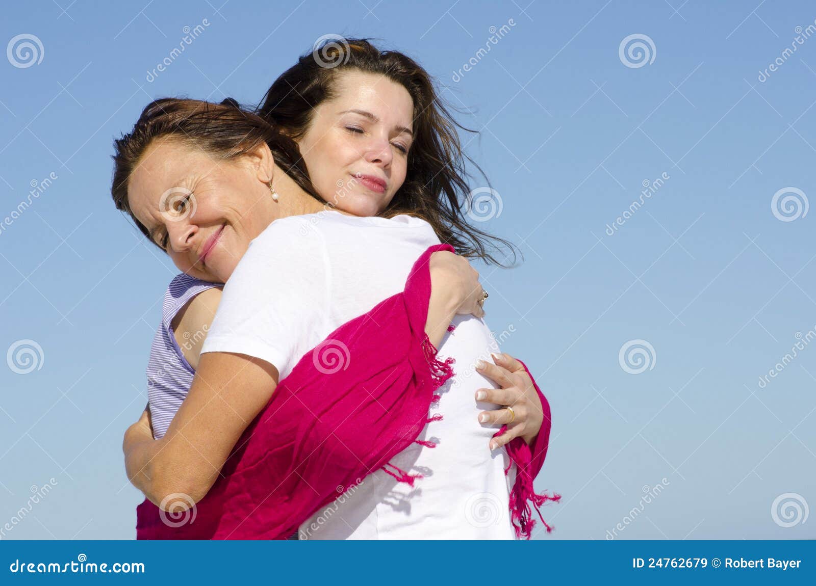 Abrazo Y Madre E Hija Del Abrazo Imagen de archivo - Imagen de riéndose ...