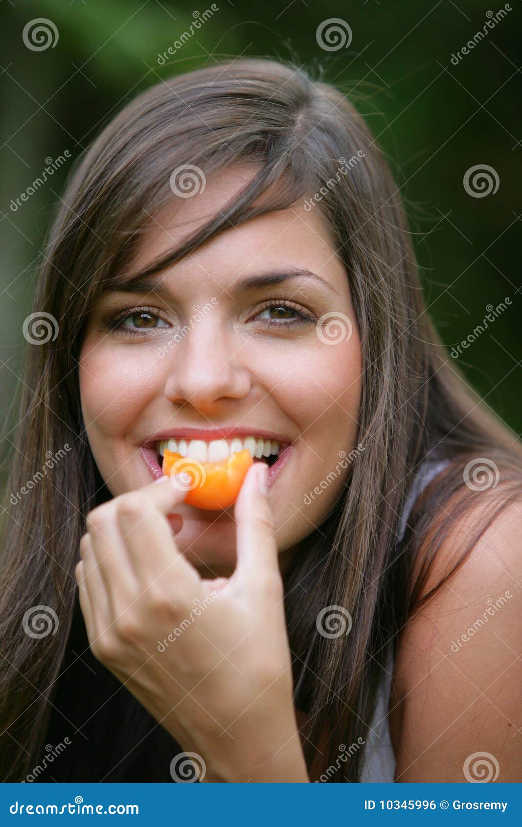 Abricots Mangeant Des Jeunes De Femme Photo stock - Image du beauté ...
