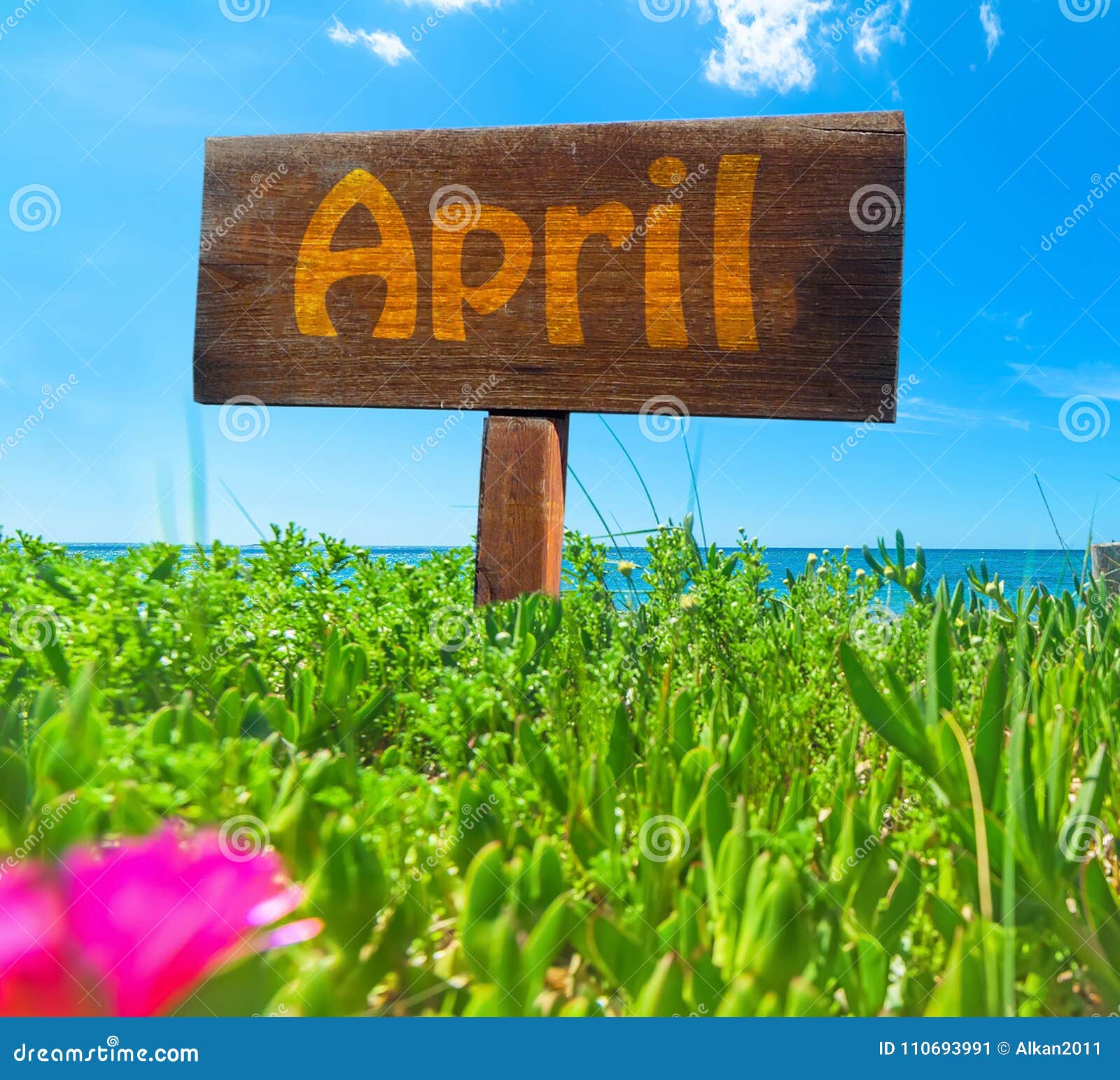 Abril Escrito Em Um Sinal De Madeira Em Um Campo Verde Imagem de Stock ...