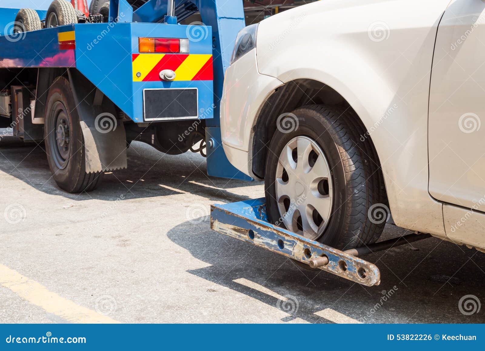 Abschleppwagen, Der Ein Aufgegliedertes Auto Schleppt Stockfoto - Bild ...
