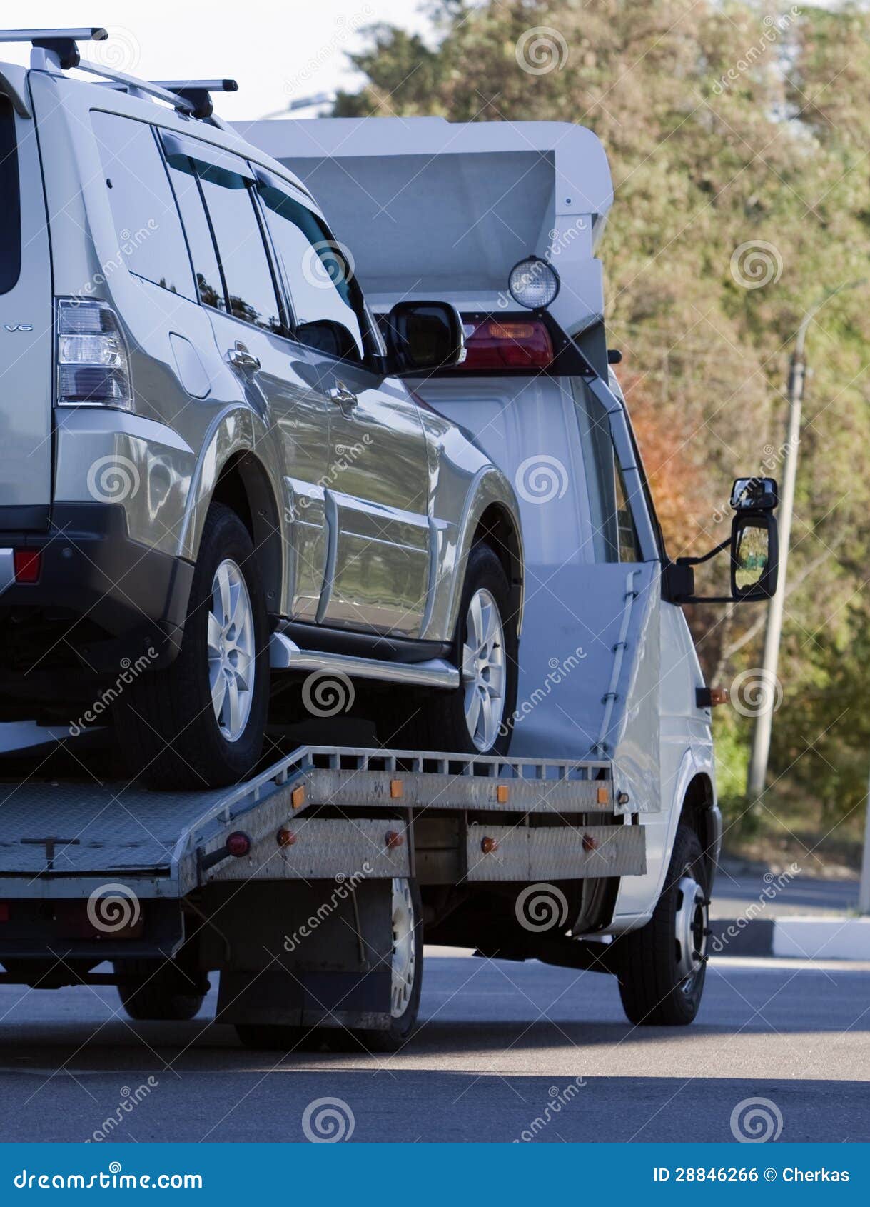 Abschleppwagen geladen stockfoto. Bild von verkehr, industriell - 28846266