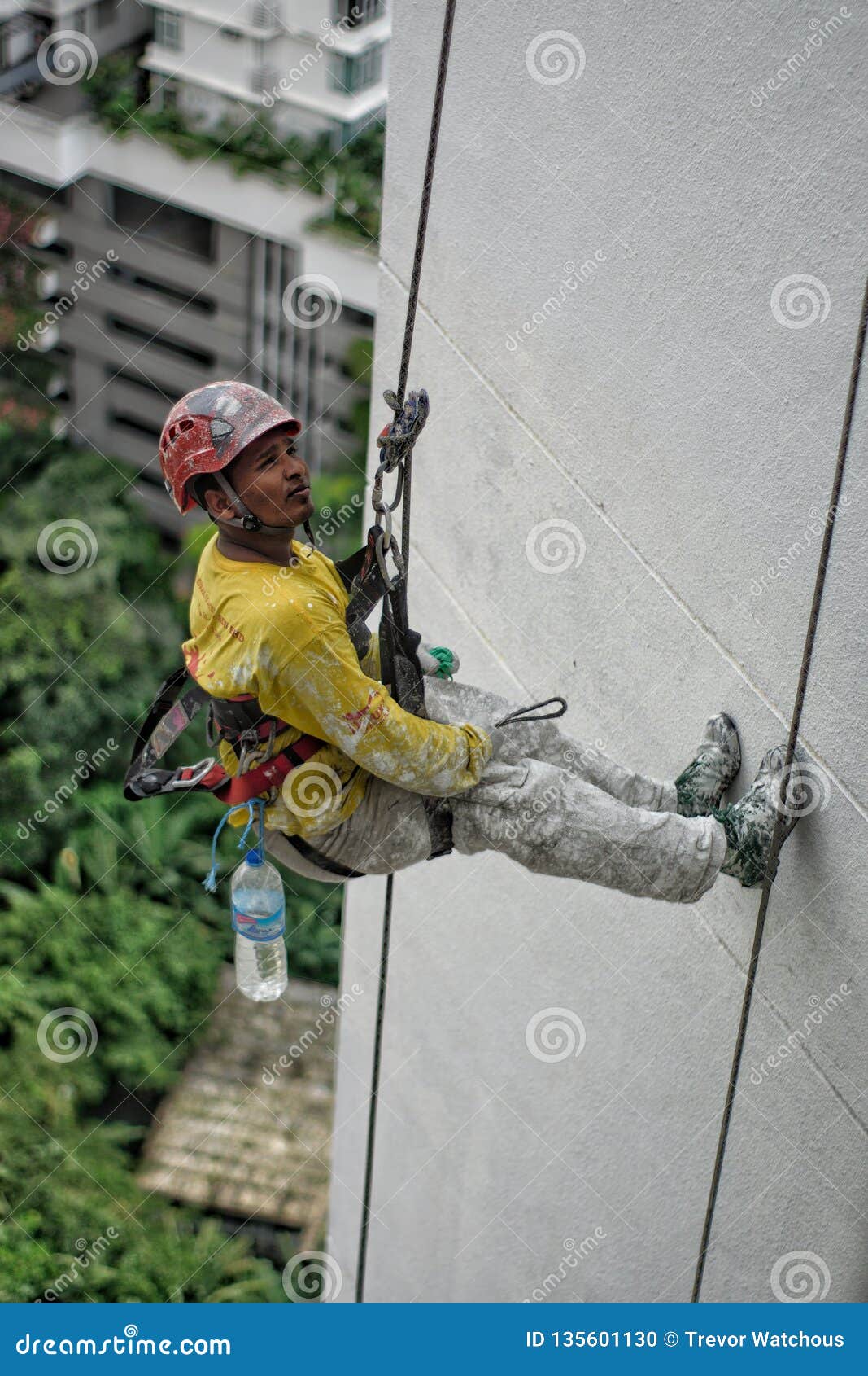 ABSEILING editorial image. Image of safetyharness, building - 135601130
