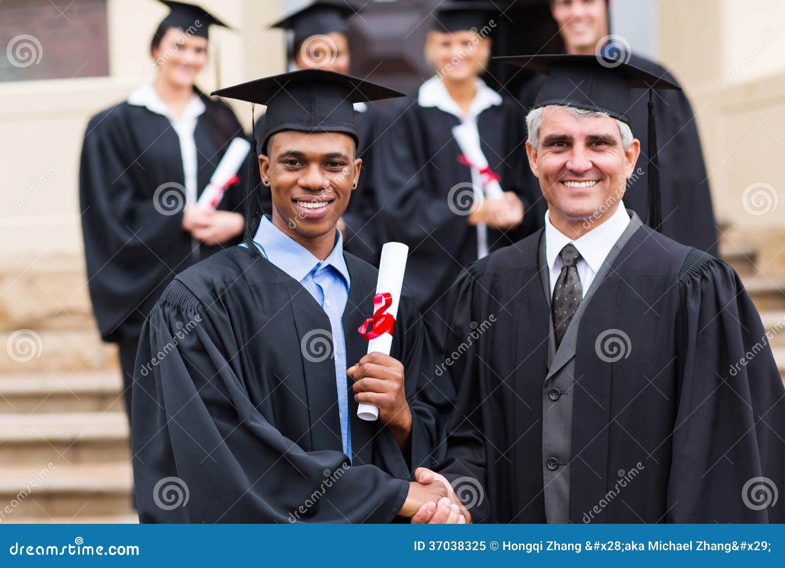 Absolvent mit Dekan stockbild. Bild von feier, schutzkappe - 37038325