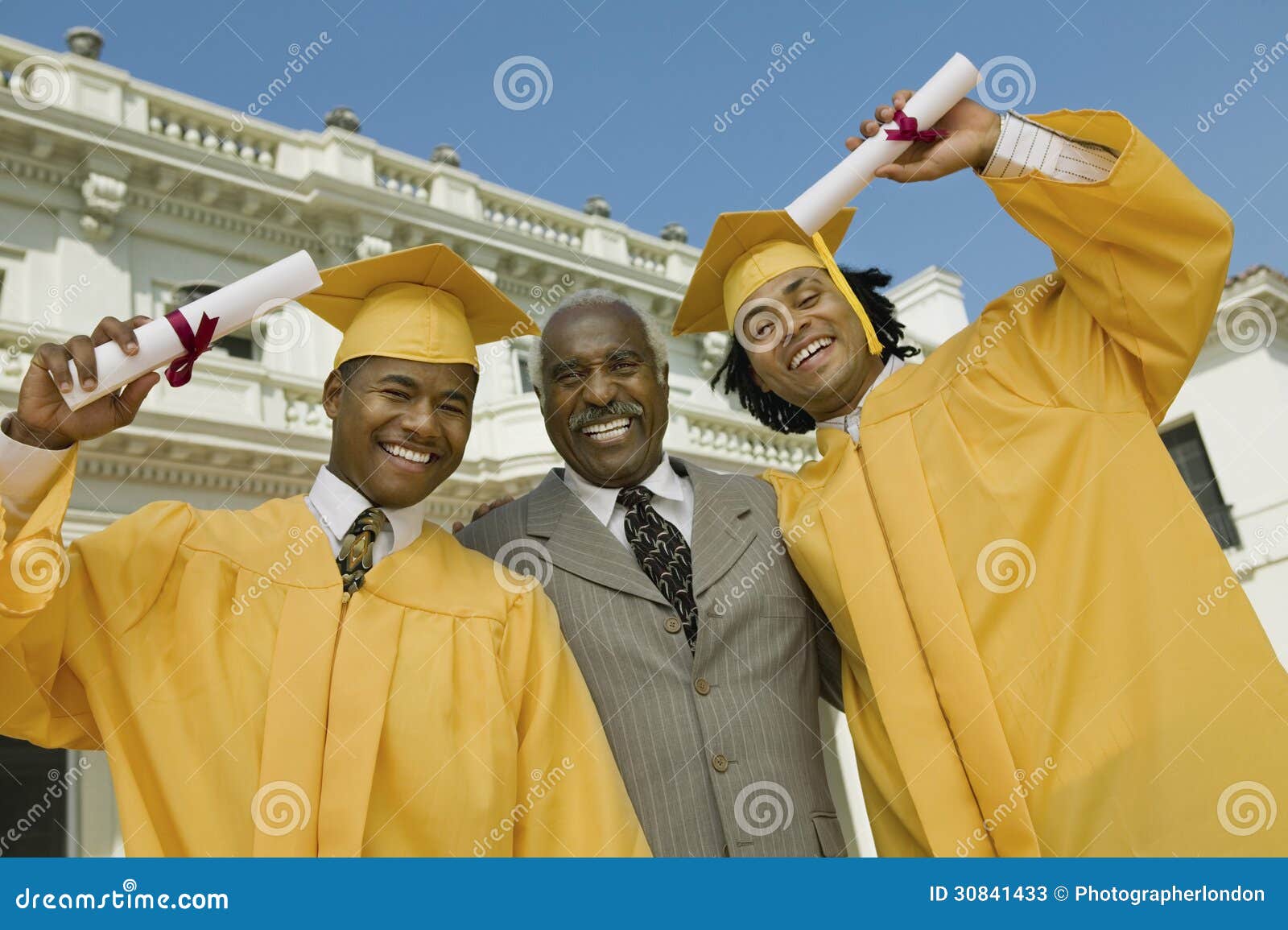 Absolvent Mit Vater Outside University Stockbild - Bild von akademisch ...
