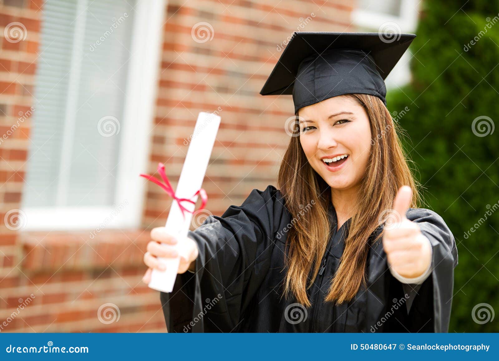 Absolvent: Studentin Gives Graduation Thumbs Oben Stockbild - Bild von ...