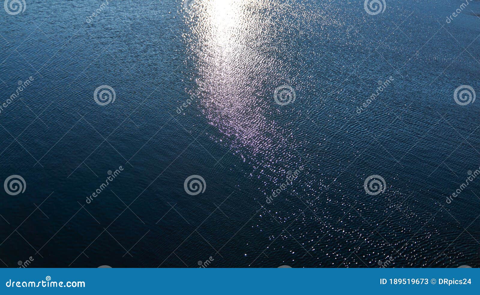 Abstract Texture Background of Bright Sun Rays Reflecting on the Waves ...