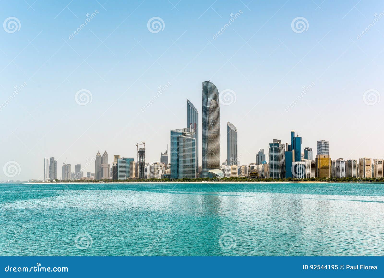 Abu Dhabi cityscape i UAE redaktionell foto. Bild av sommar - 92544195
