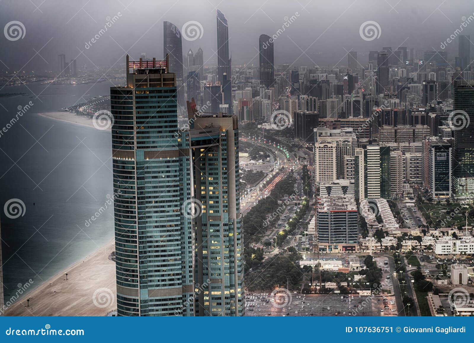 ABU DHABI, UAE - 8 DICEMBRE 2016: Vista Aerea Della Strada Di Corniche ...