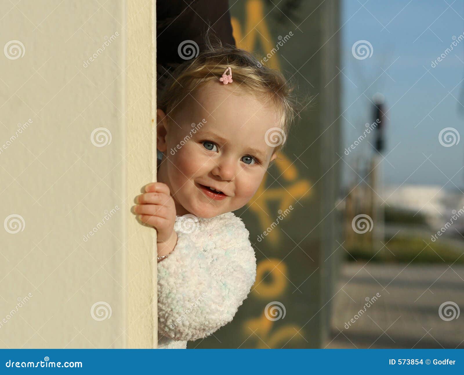 Abucheo de Peeka foto de archivo. Imagen de rubio, feliz - 573854