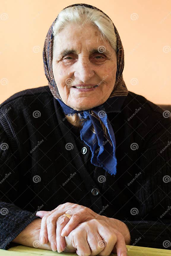 Abuela adorable imagen de archivo. Imagen de viejo, facial - 70578981