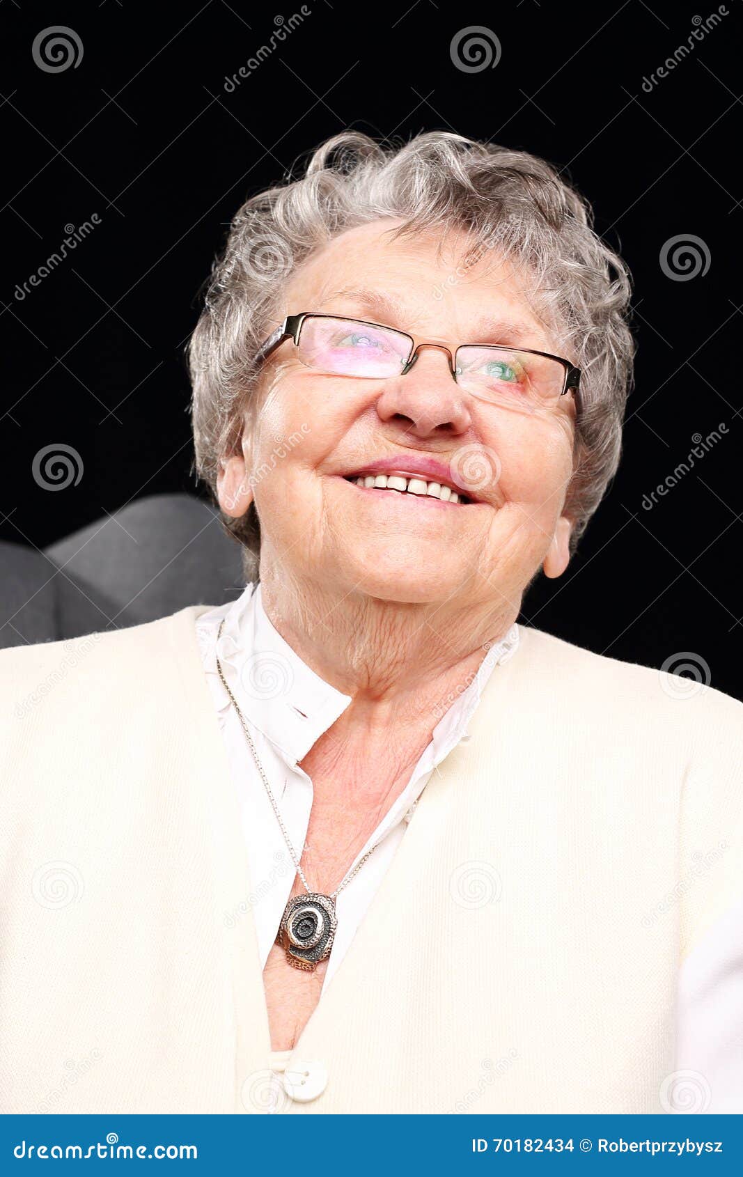 Abuela sonriente foto de archivo. Imagen de setenta, abuelos - 70182434