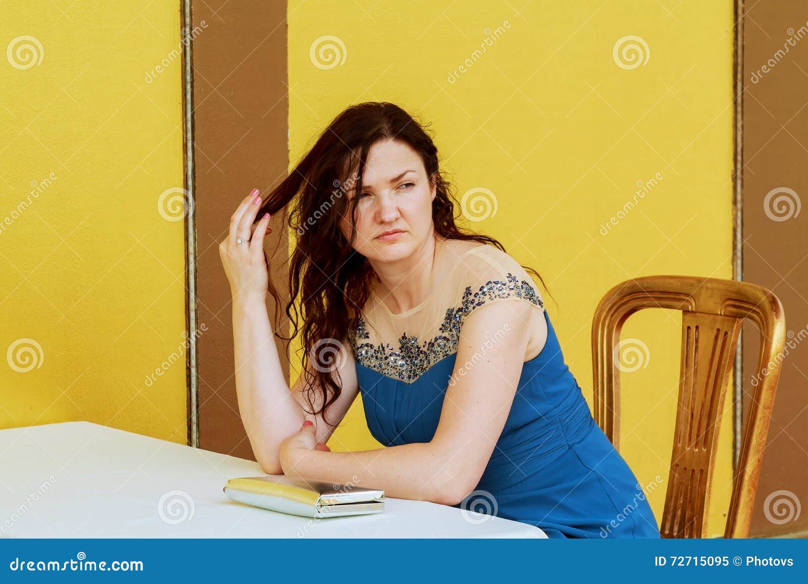 Aburren a La Mujer Muy Hermosa Solamente Imagen de archivo - Imagen de ...