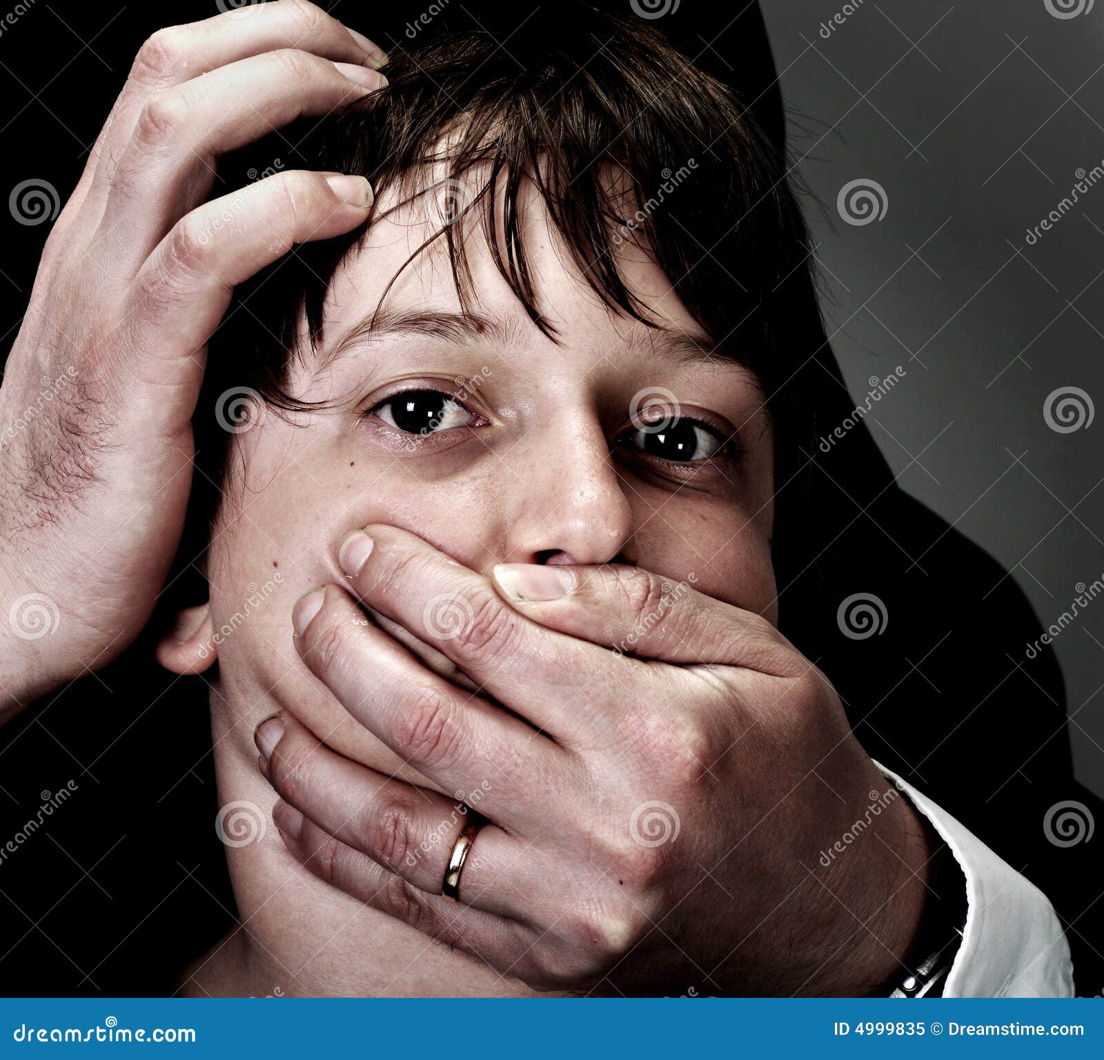 Abuso e fastidio immagine stock. Immagine di tenuta, disperato - 4999835